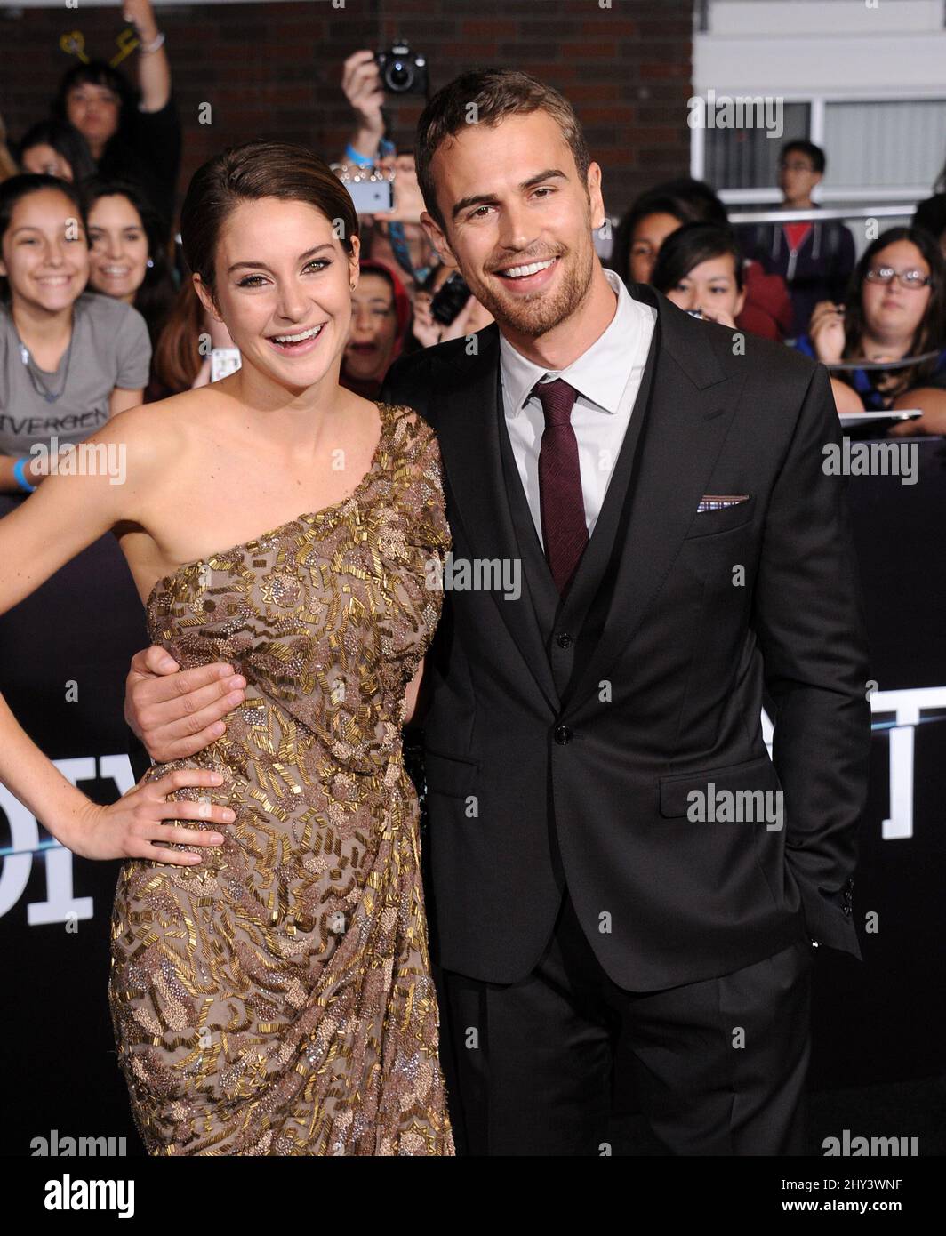 Shailene Woodley Og Theo James Divergent Premiere On The Carpet: "The