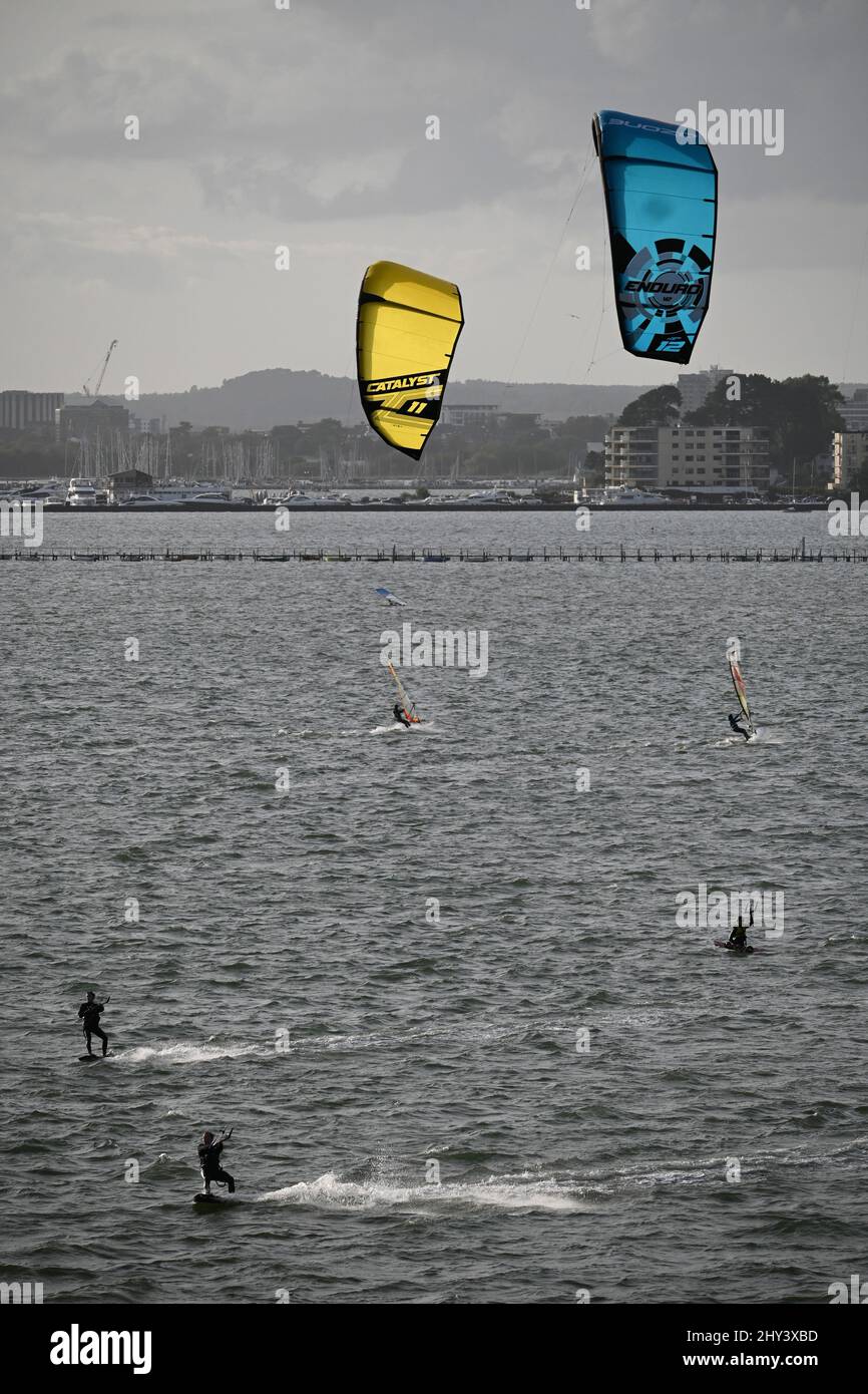Kite surfing in poole hi-res stock photography and images - Alamy