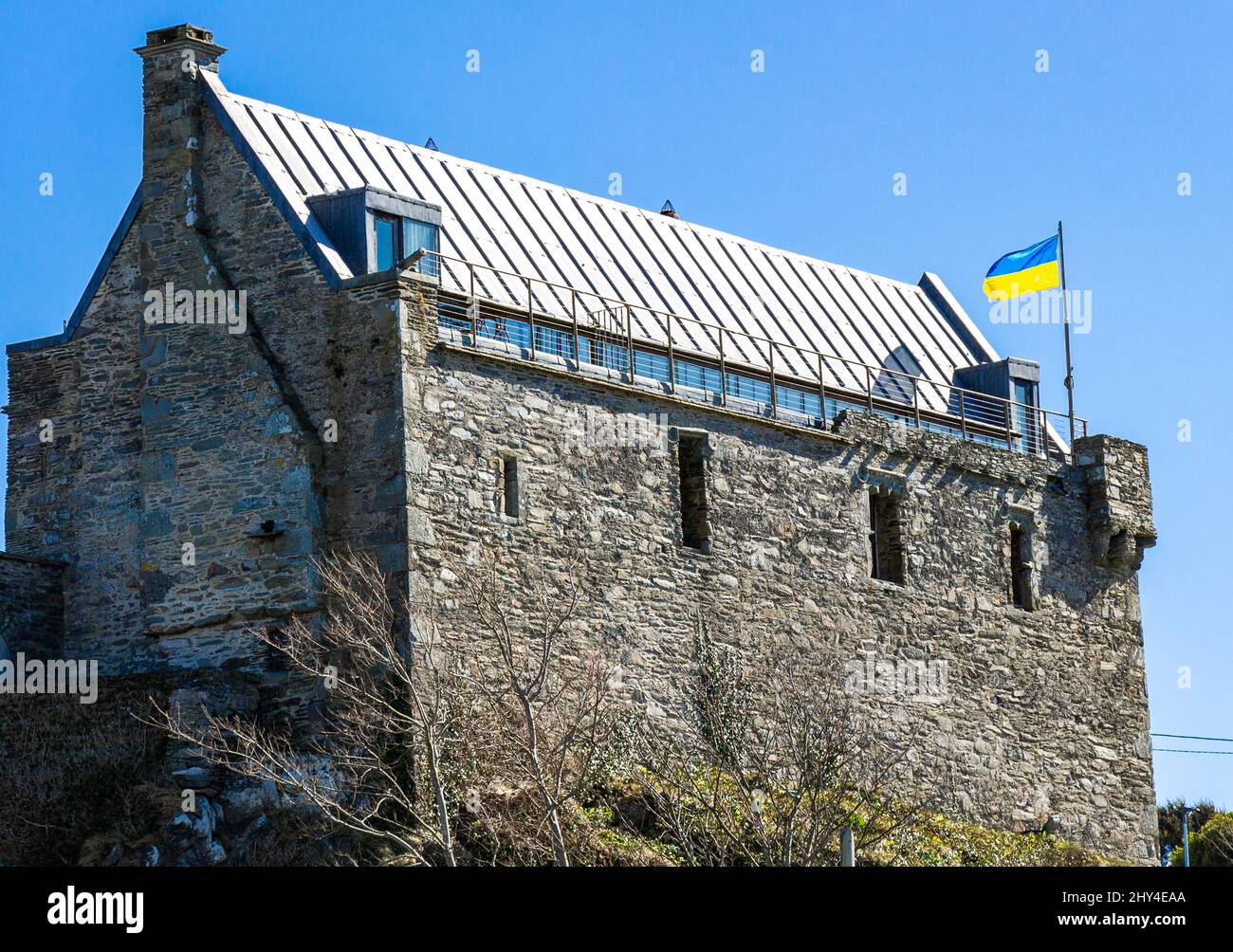 Baltimore castle flying the Ukraine flag Stock Photo - Alamy