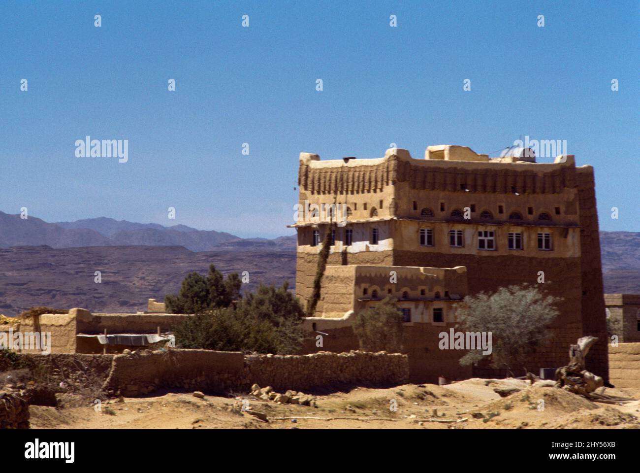 Sada Yemen Flat Roofed House On Outskirts Stock Photo - Alamy