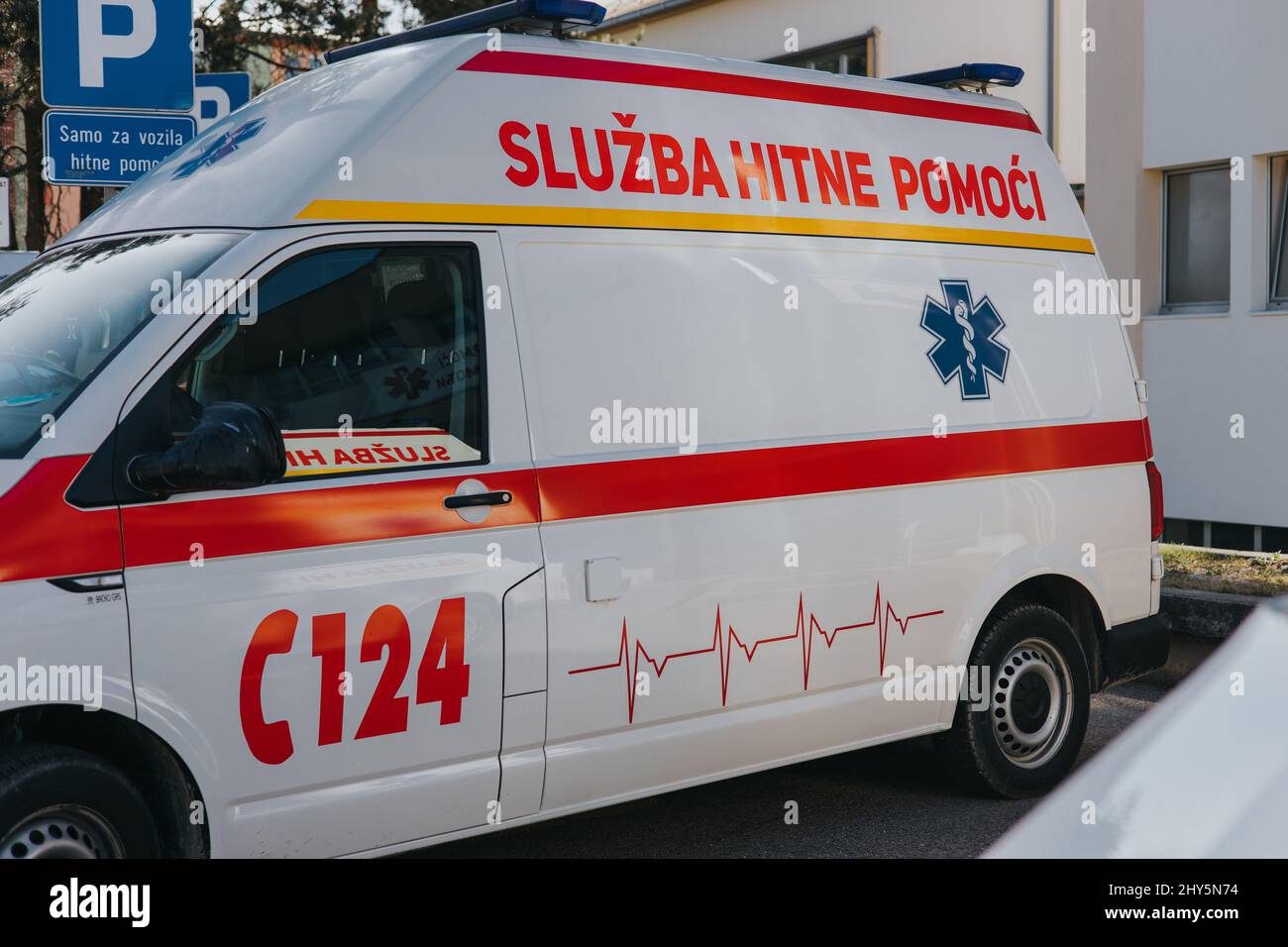 Front of ambulance car hi-res stock photography and images - Alamy
