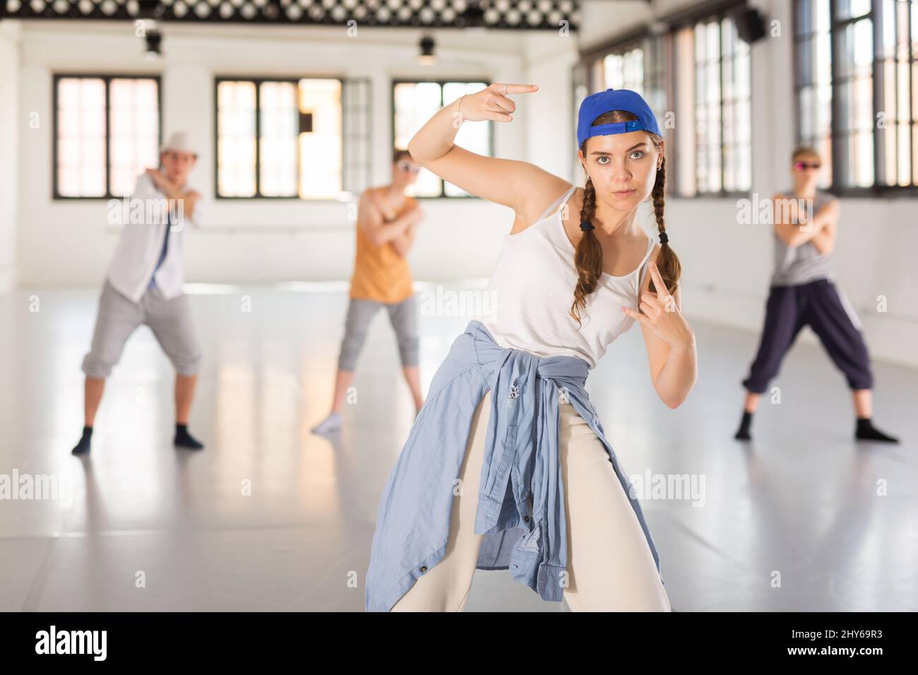 Young people dancing hip-hop Stock Photo - Alamy