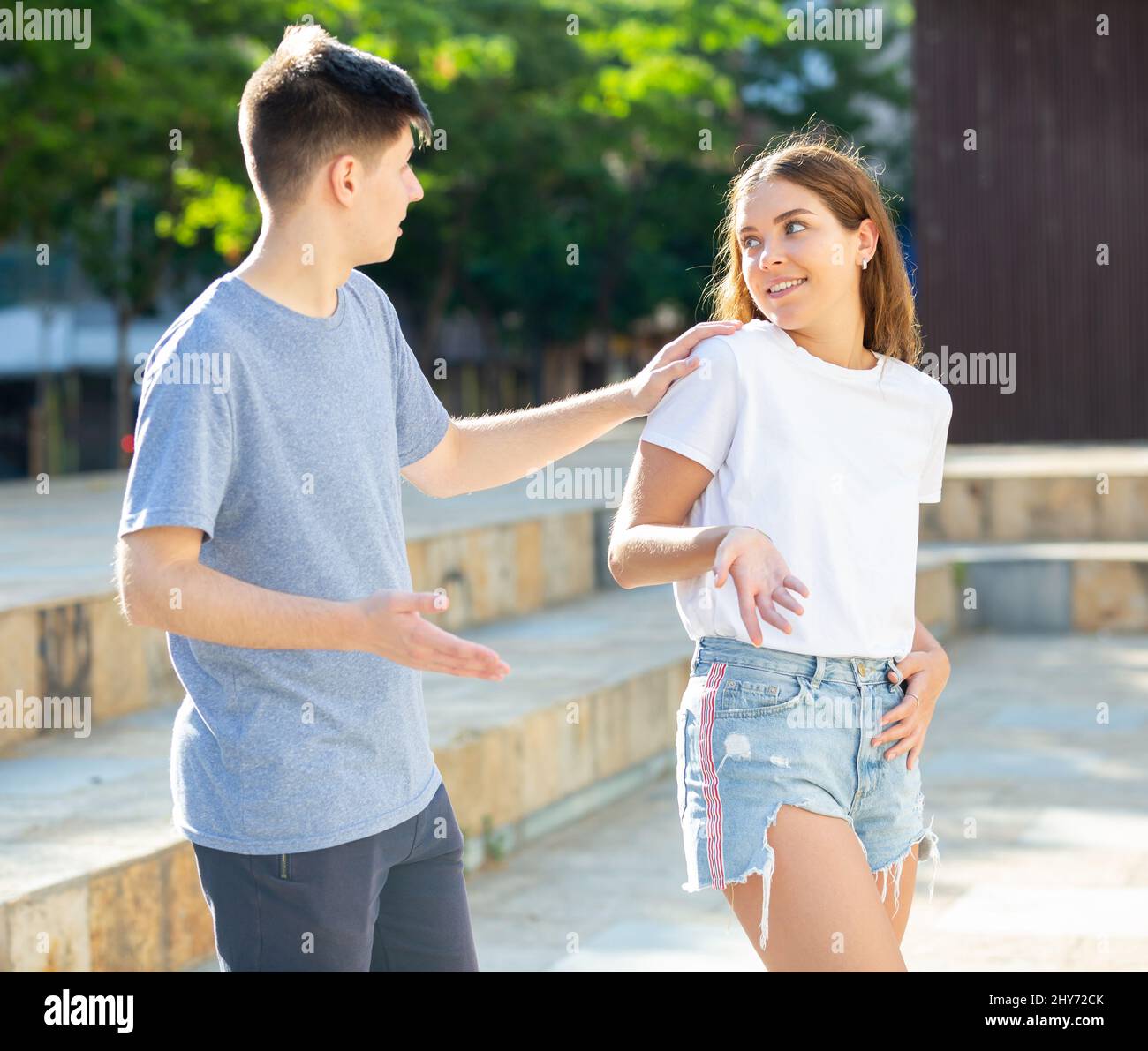 Guy asking out girl hi-res stock photography and images - Alamy