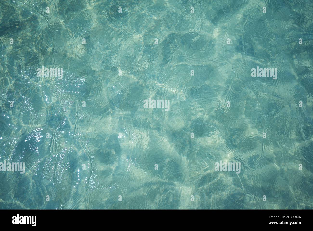 Background shot of aqua sea water surface with sun reflections Stock ...