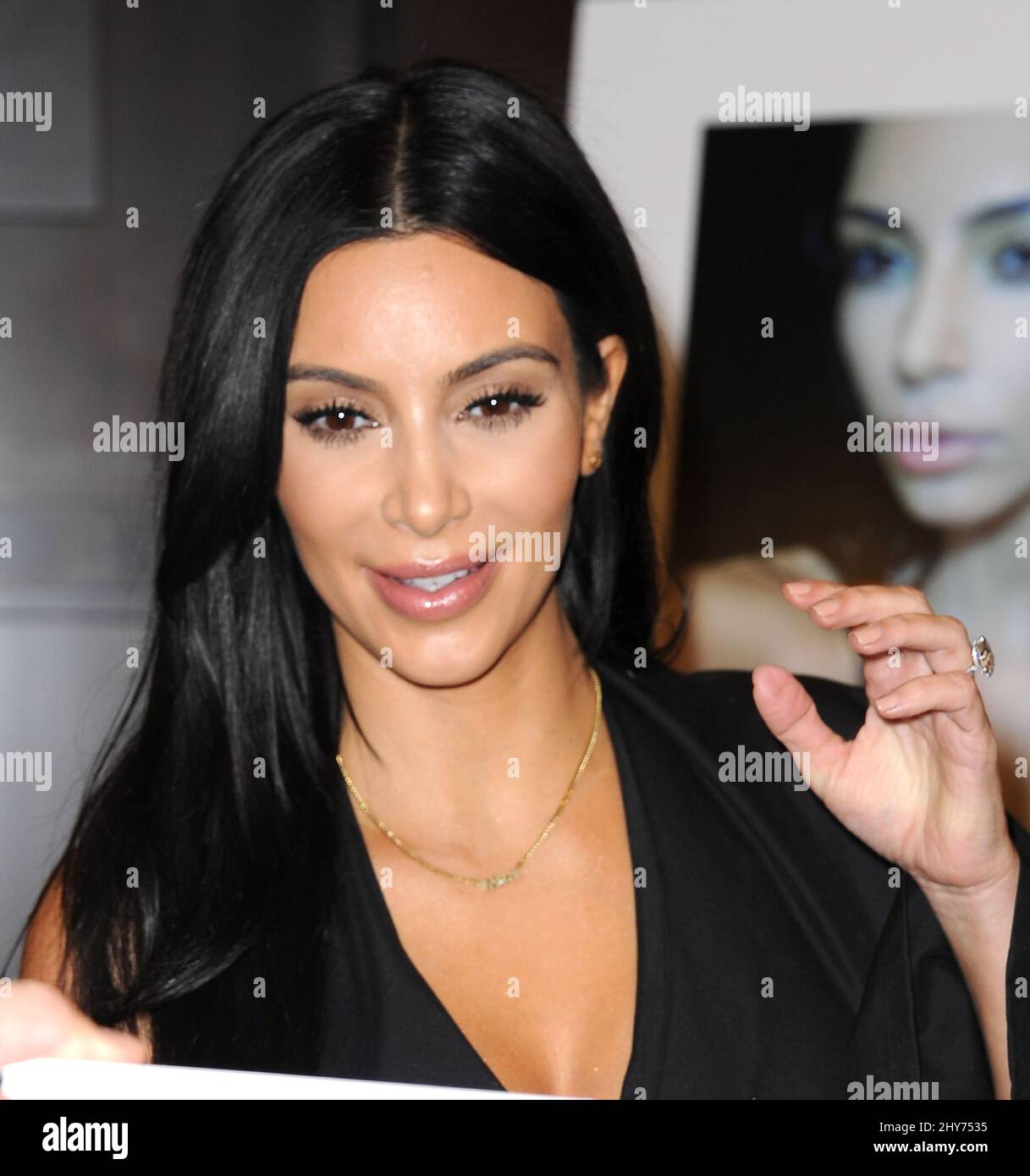 Kim kardashian signs copies hi-res stock photography and images - Alamy