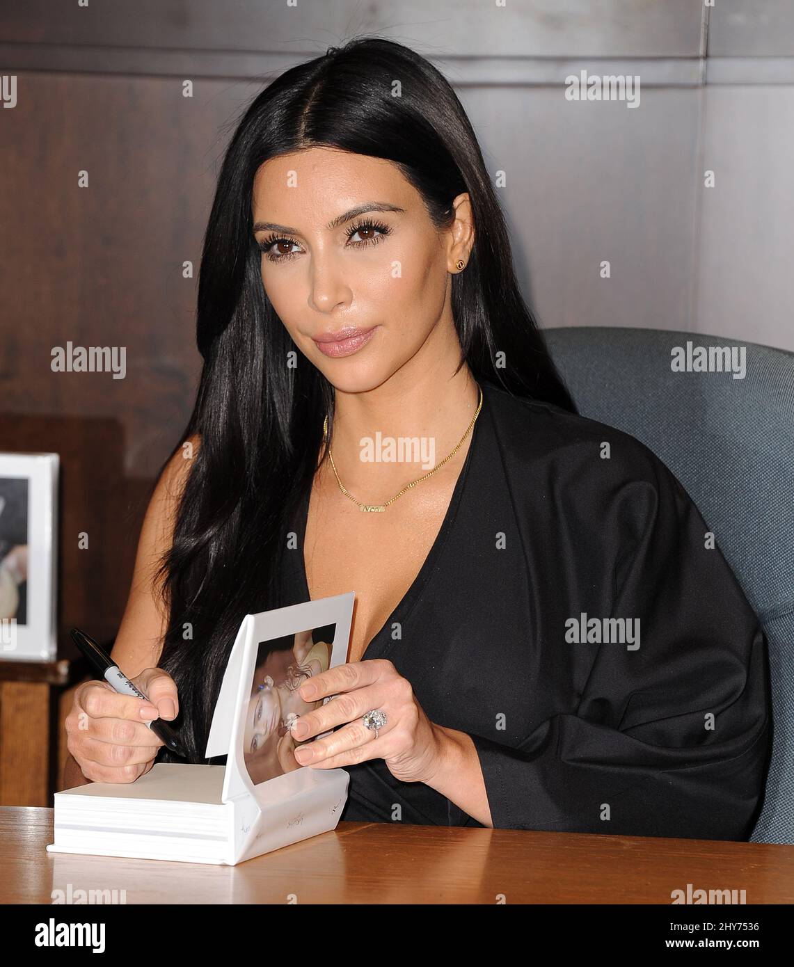 Kim kardashian signs copies hi-res stock photography and images - Alamy