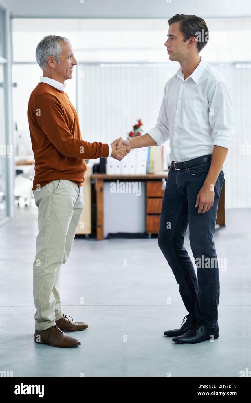 Men handshake casual clothes hi-res stock photography and images - Alamy