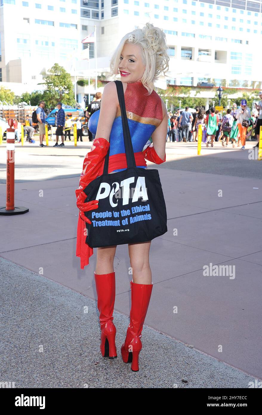 Courtney Stodden hits Comic-Con as a bodypainted, plant-powered Captain ...
