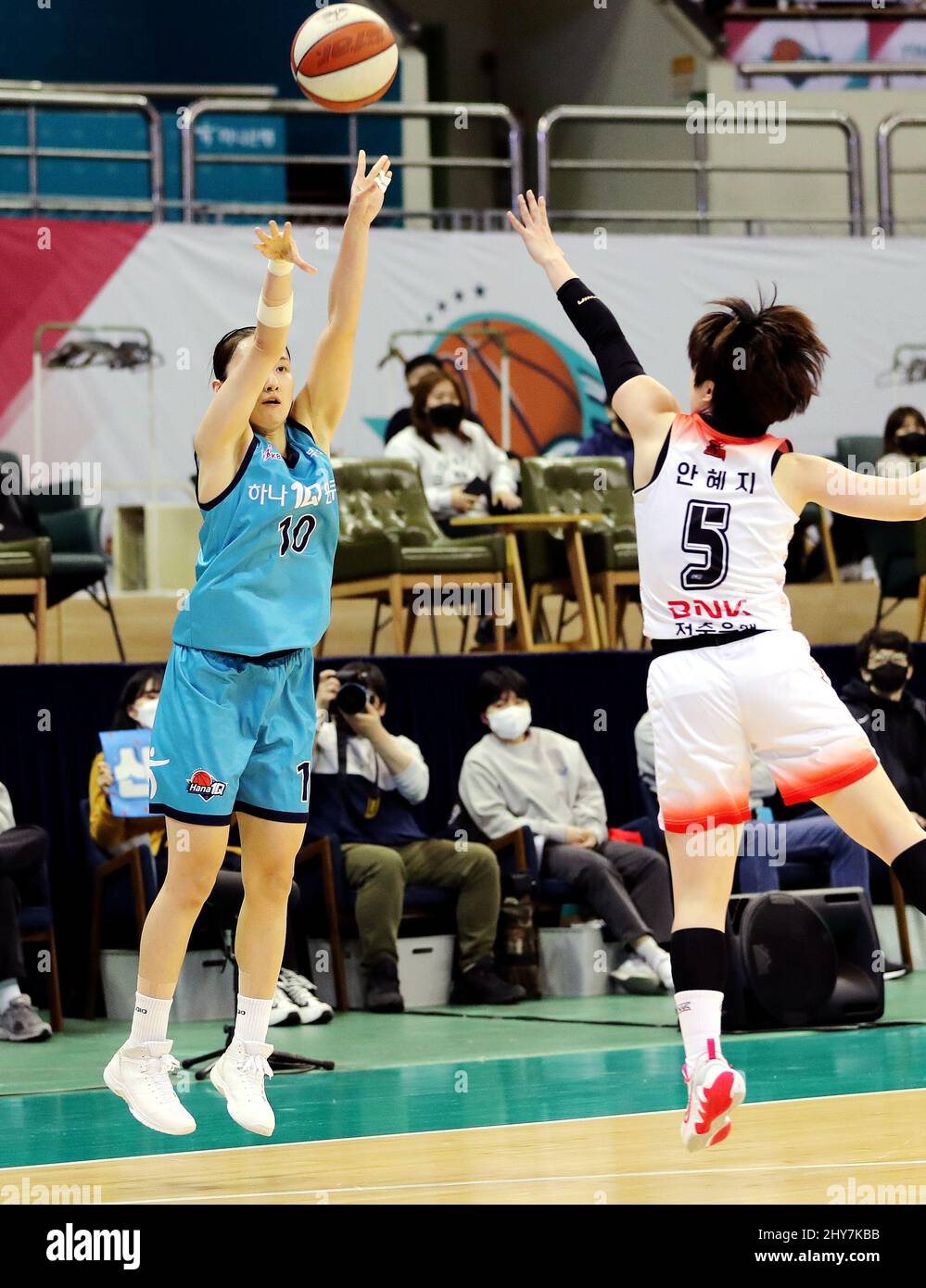 15th Mar, 2022. Basketball: BNK Sum vs. Hana OneQ Kim Mi-yeon (L) of ...