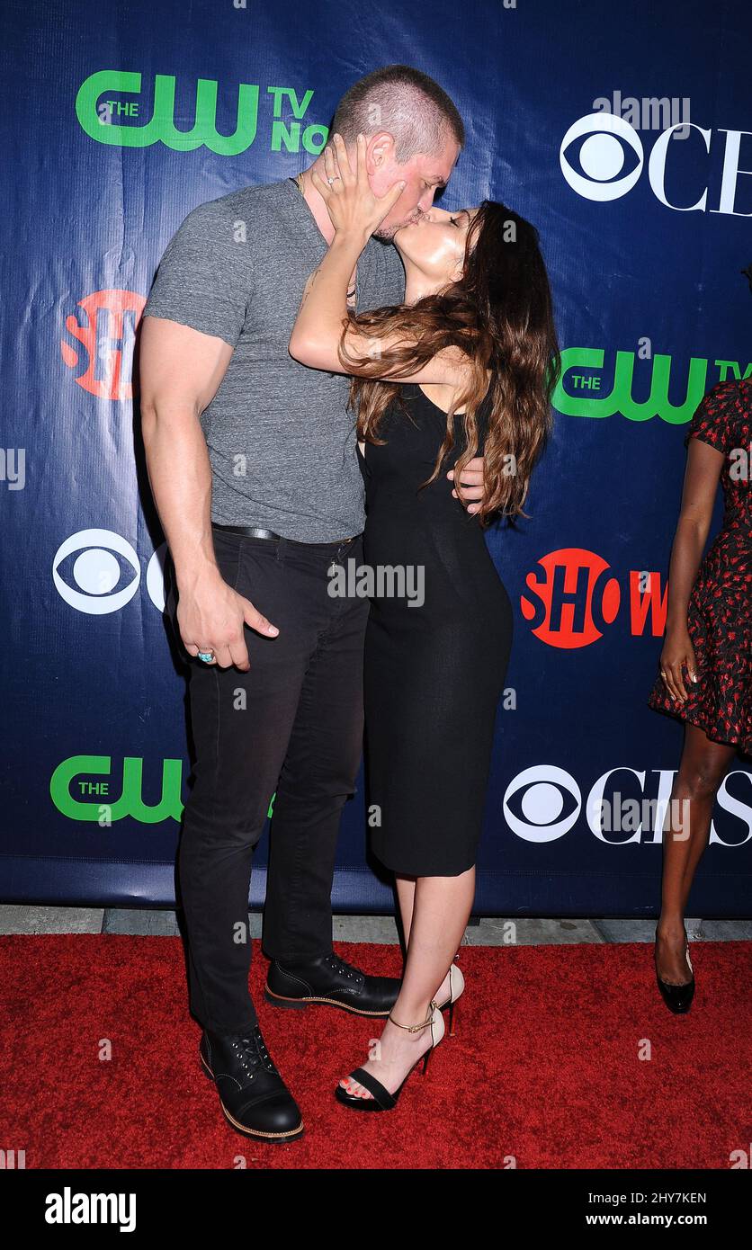 Steve Howey Agus Sarah Shahi 2024