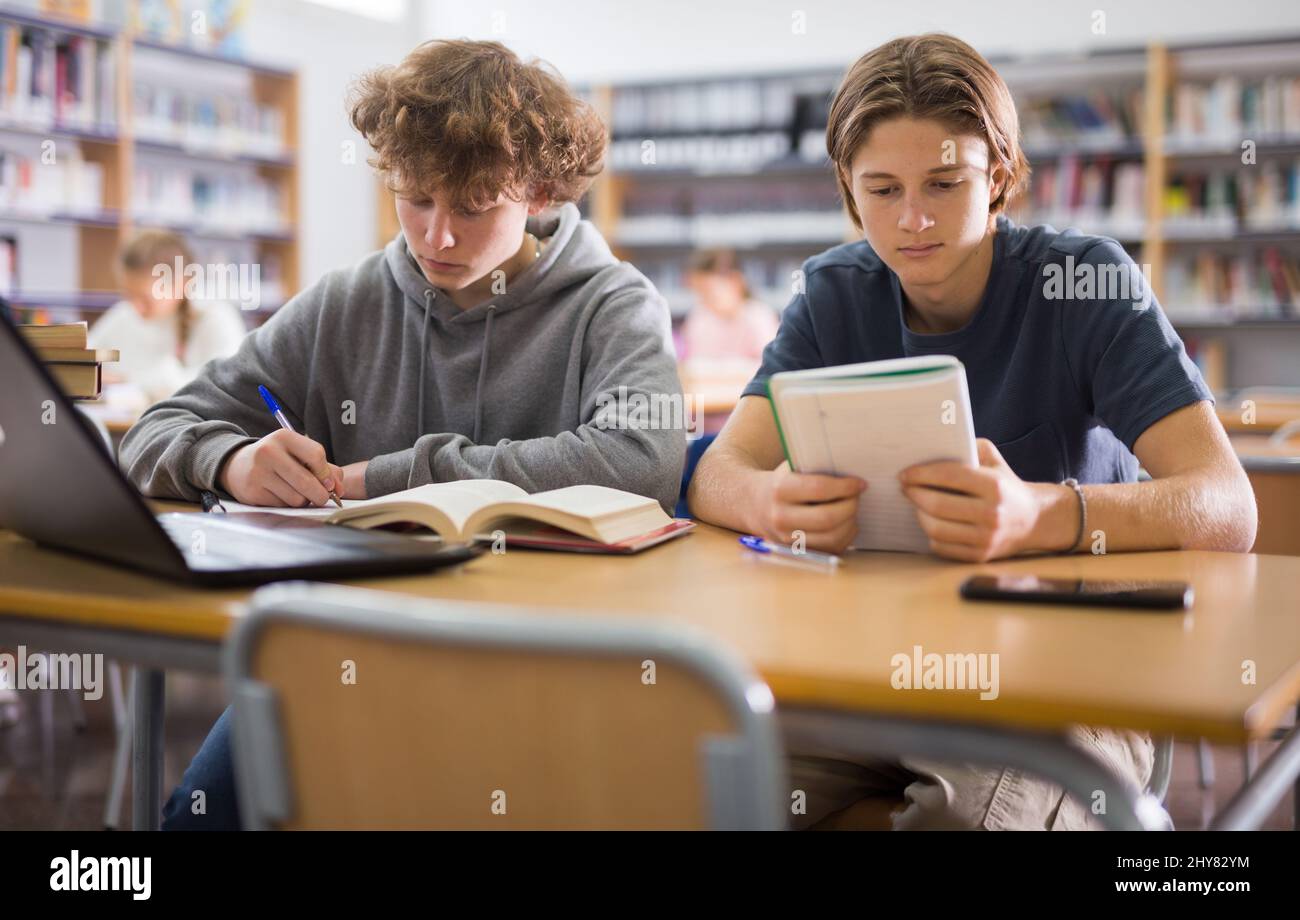 Teenage boys in library Stock Photo - Alamy
