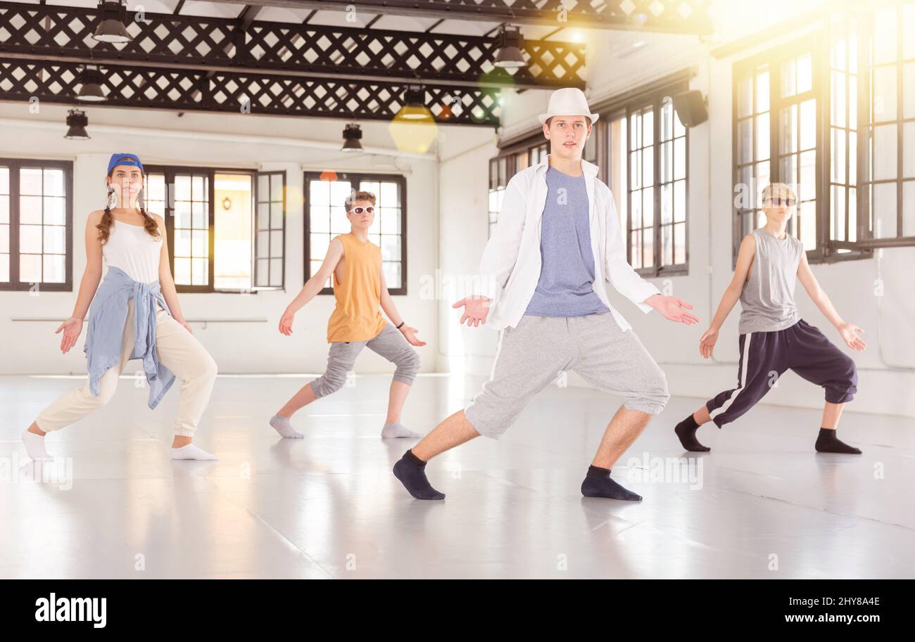 Young people dancing hip-hop Stock Photo - Alamy