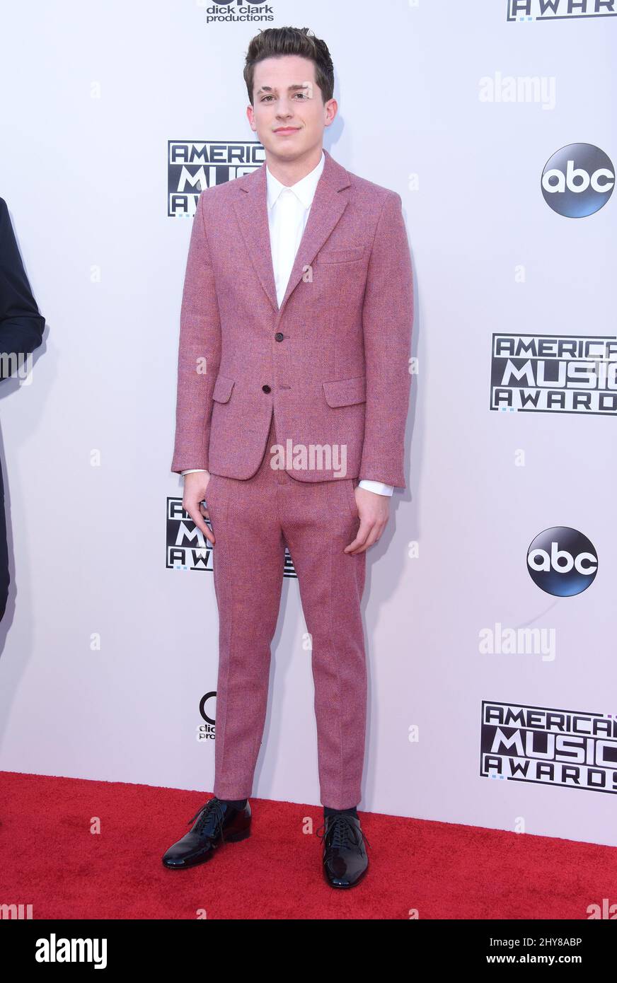 Charlie puth red carpet hi-res stock photography and images - Alamy