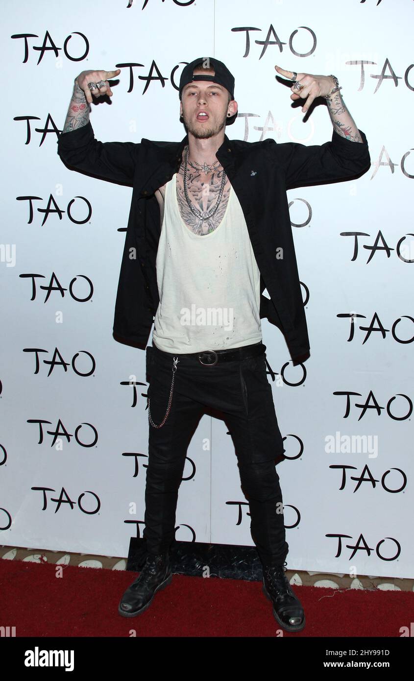 Machine gun kelly performing hi-res stock photography and images - Alamy