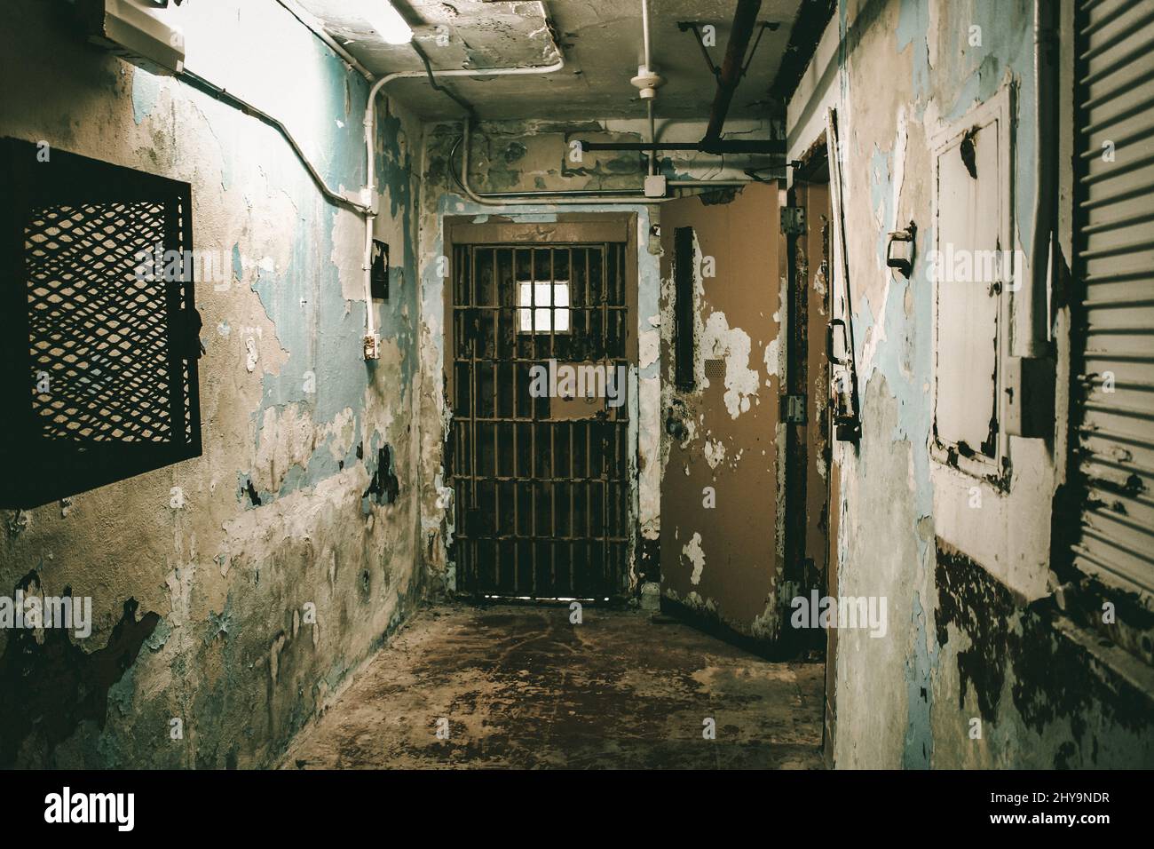 Ruined hallway hi-res stock photography and images - Alamy