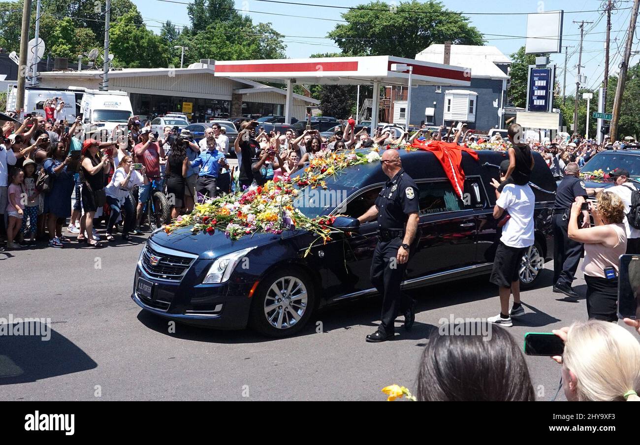 Fans outside Cave Hill Cemetery during the Muhammad Ali Funeral ...