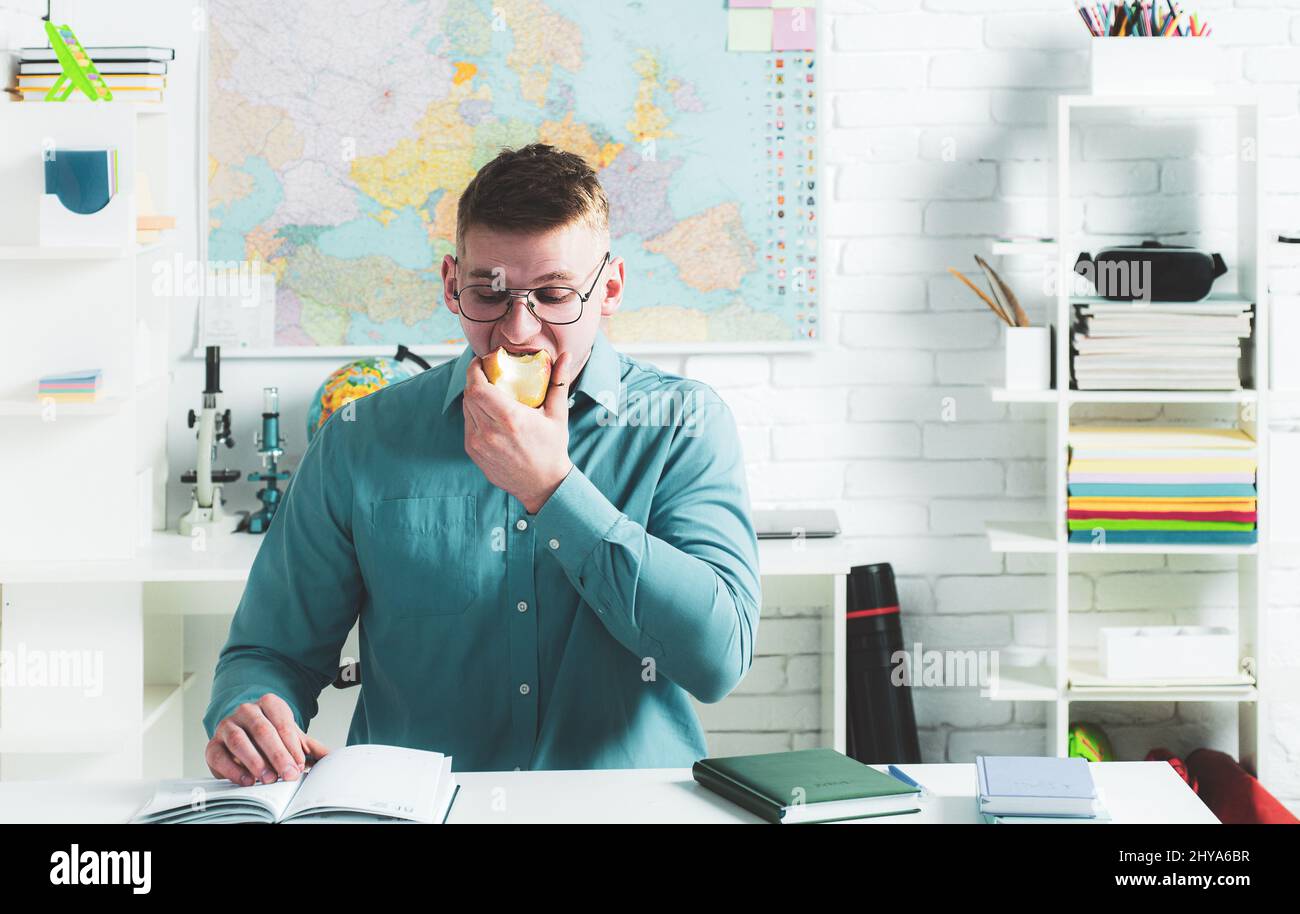 Student eating classroom hi-res stock photography and images - Alamy