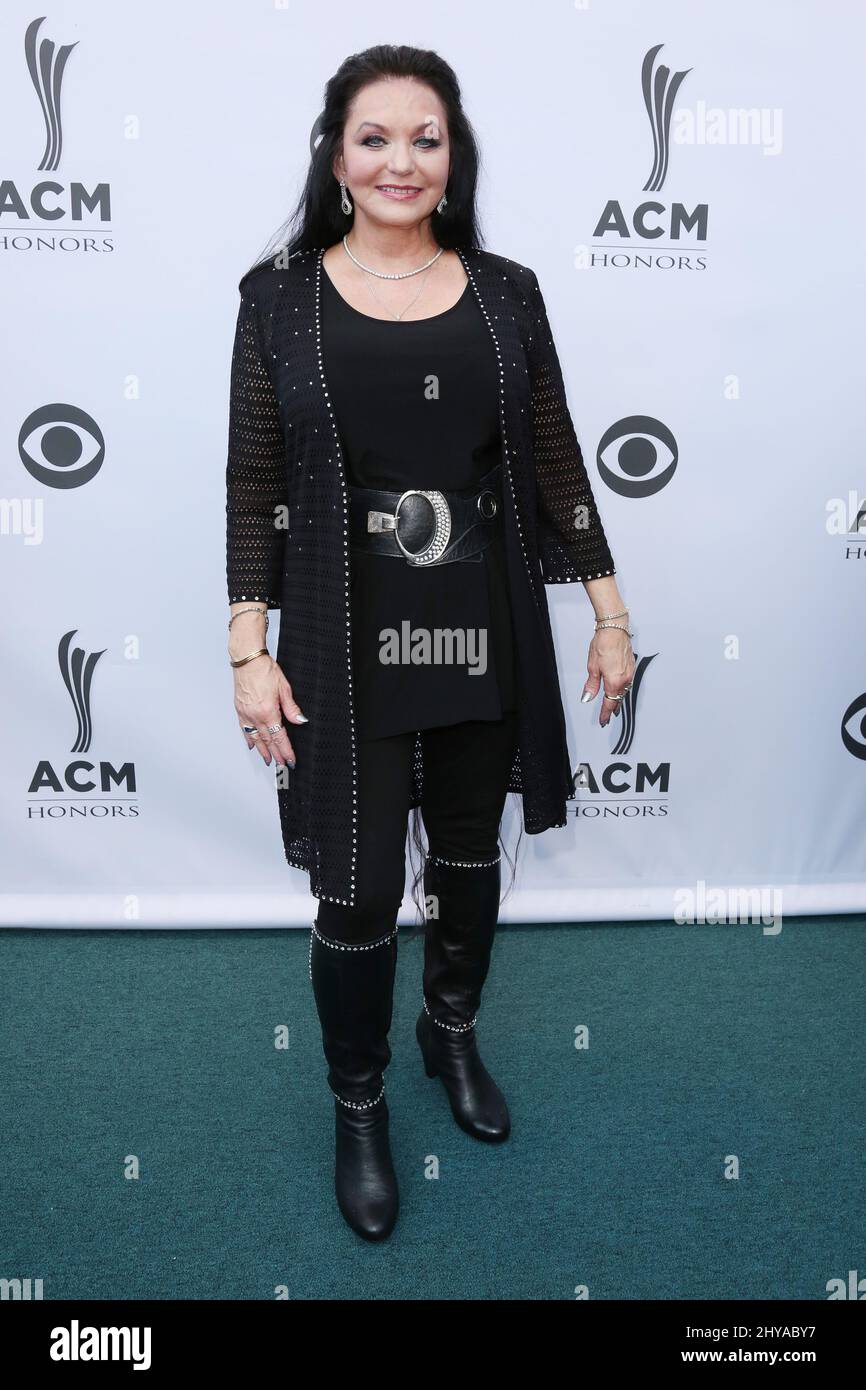 Crystal gayle poses hi-res stock photography and images - Alamy