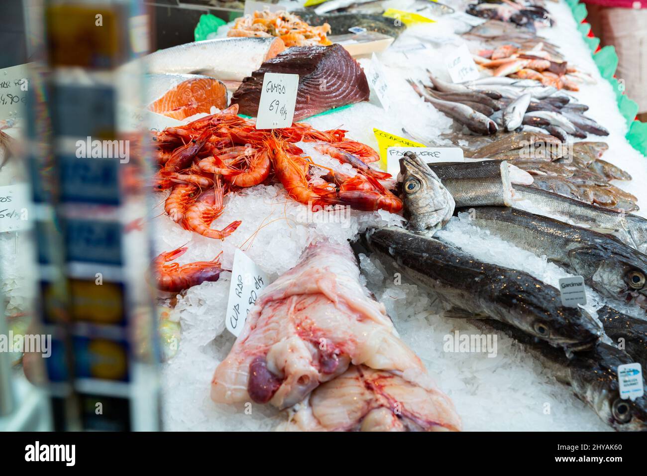 Seafoods on fish shop display Stock Photo - Alamy