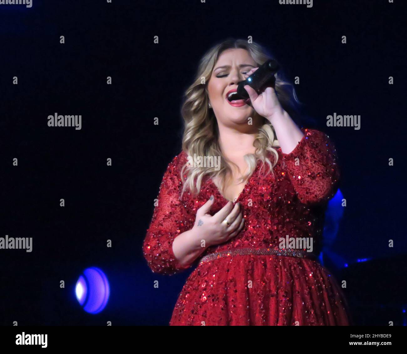 List 90 Pictures Kelly Clarkson Miracle On Broadway 2016 Updated