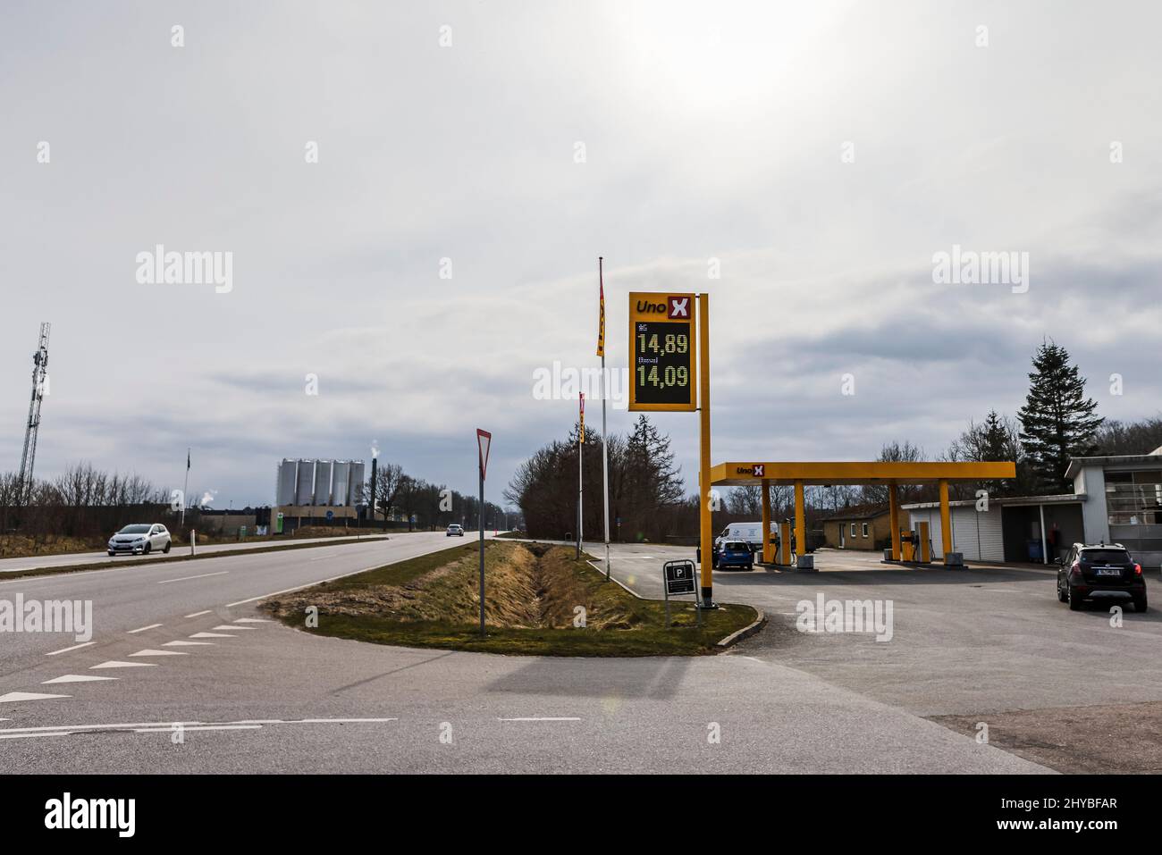 PRODUCTION - 14 March 2022, Denmark, Kruså: Cars from Germany are ...