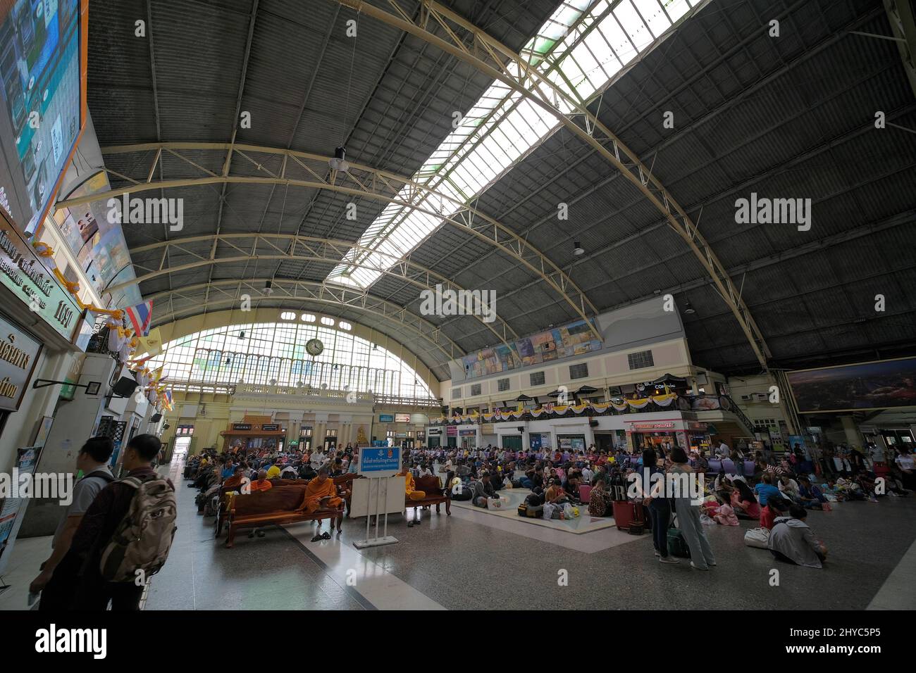 Busy afternoon crowd bangkok hi-res stock photography and images - Alamy