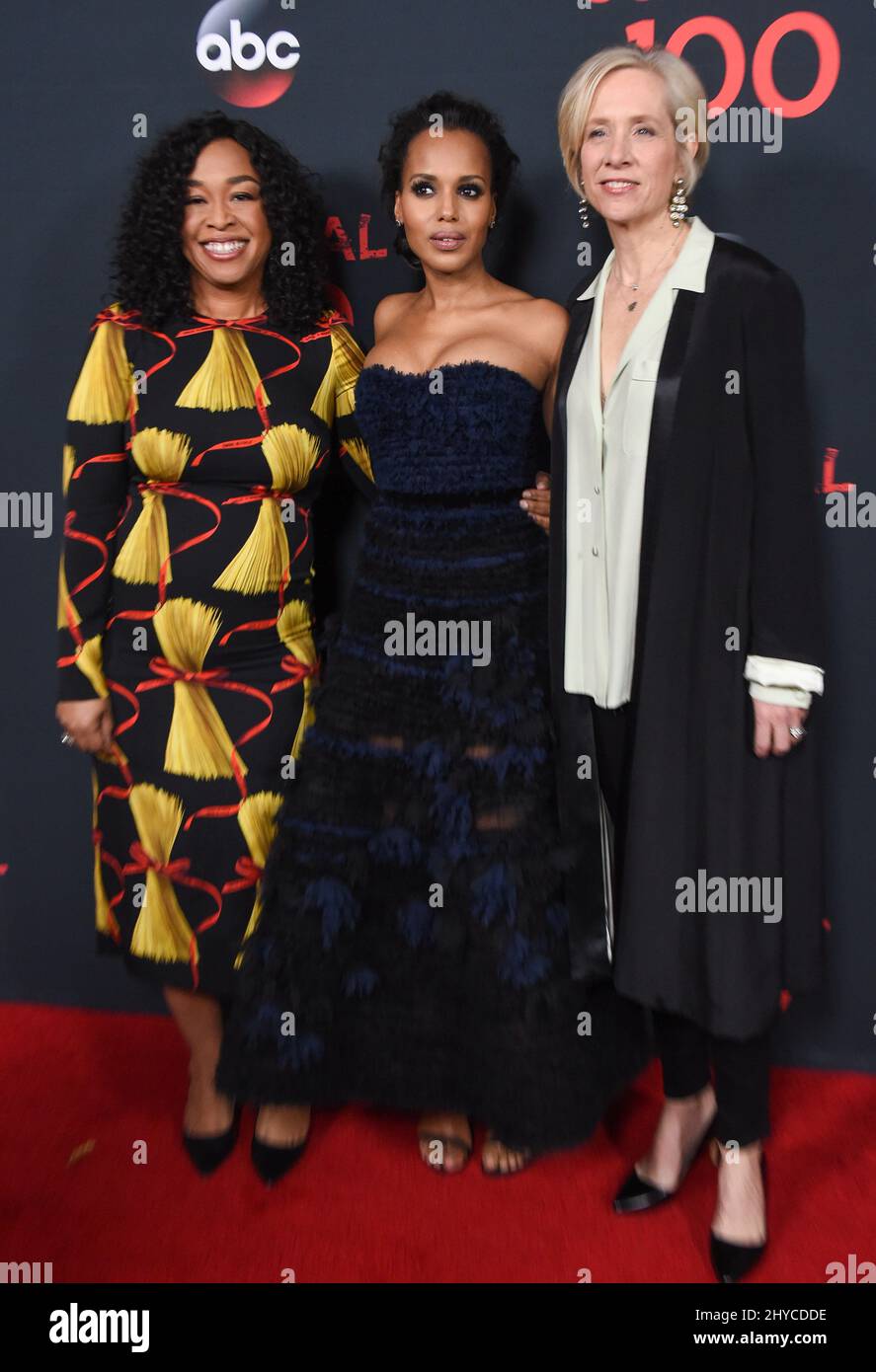 Shonda rhimes kerry washington betsy beers hi-res stock photography and ...