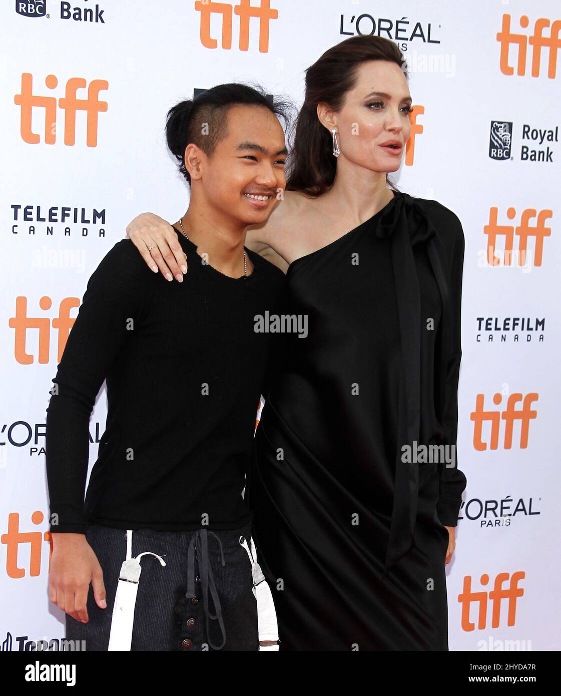 Maddox jolie pitt and angelina jolie hi-res stock photography and ...