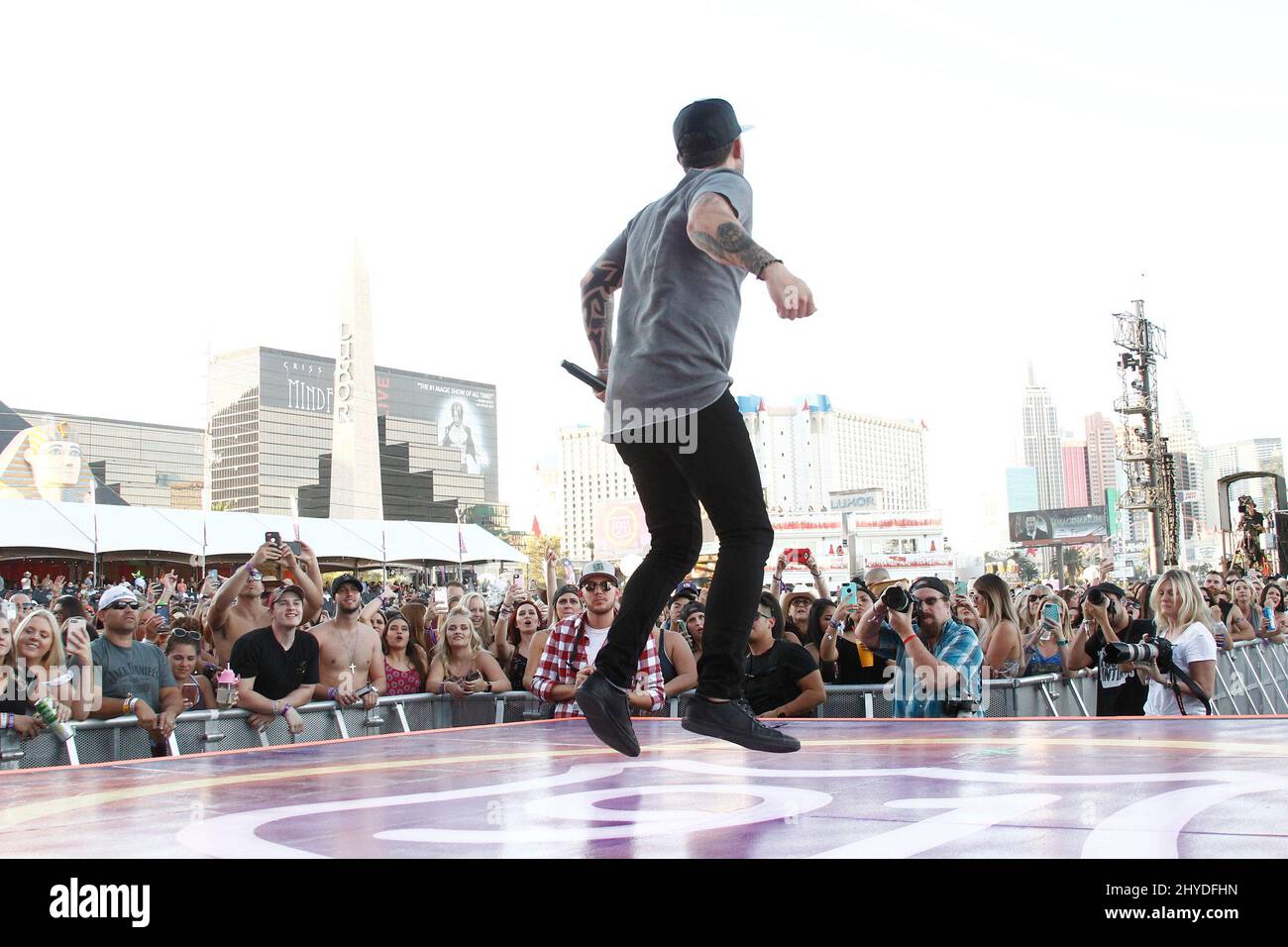 Michael ray performing hi-res stock photography and images - Alamy