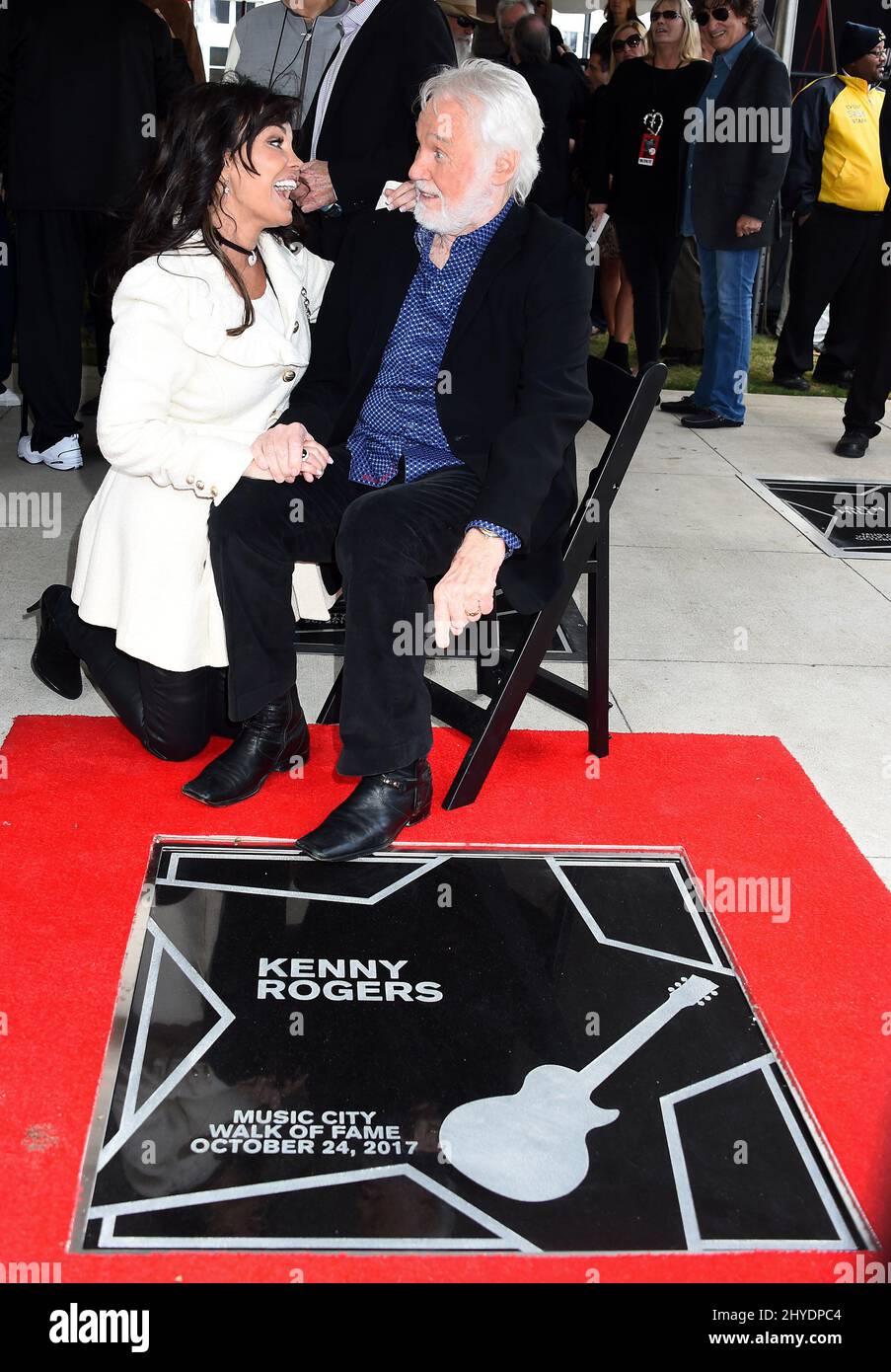 Kenny rogers and wanda hi-res stock photography and images - Alamy