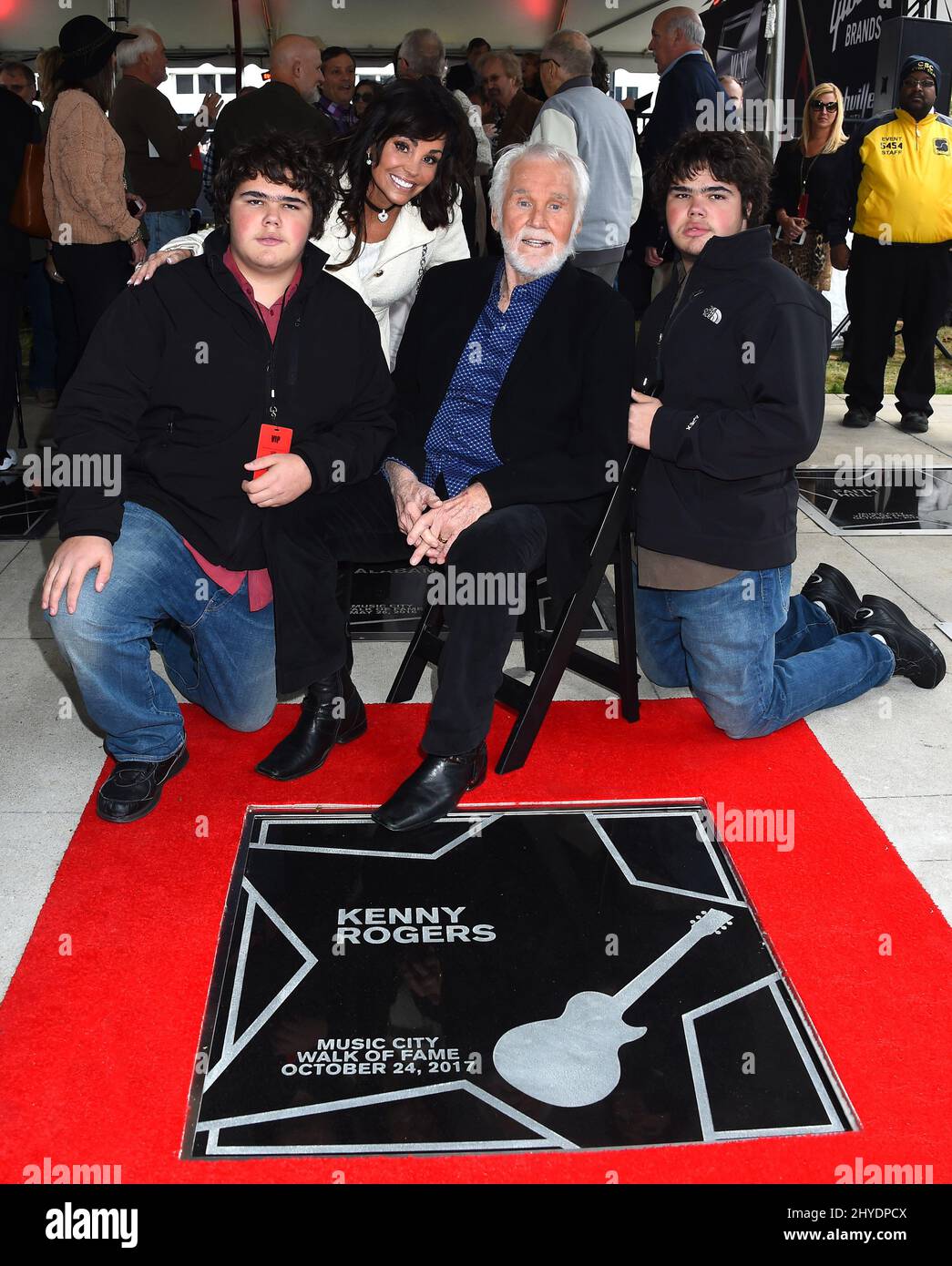Kenny rogers and wanda hi-res stock photography and images - Alamy