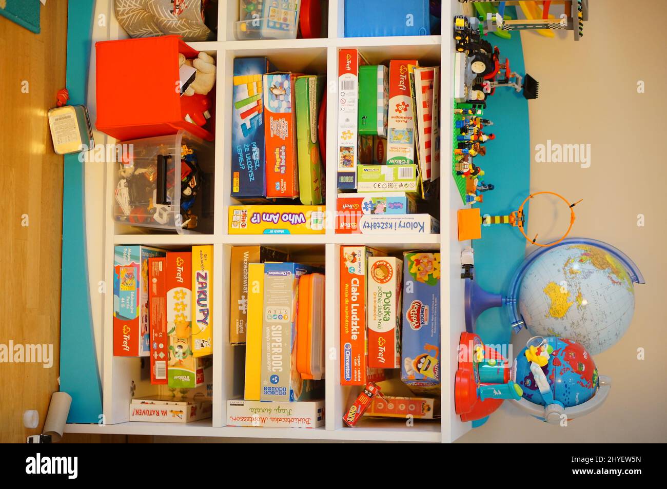 White shelfs hi-res stock photography and images - Alamy