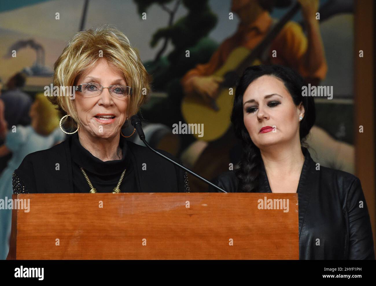 Country singer jeannie seely hi-res stock photography and images - Alamy