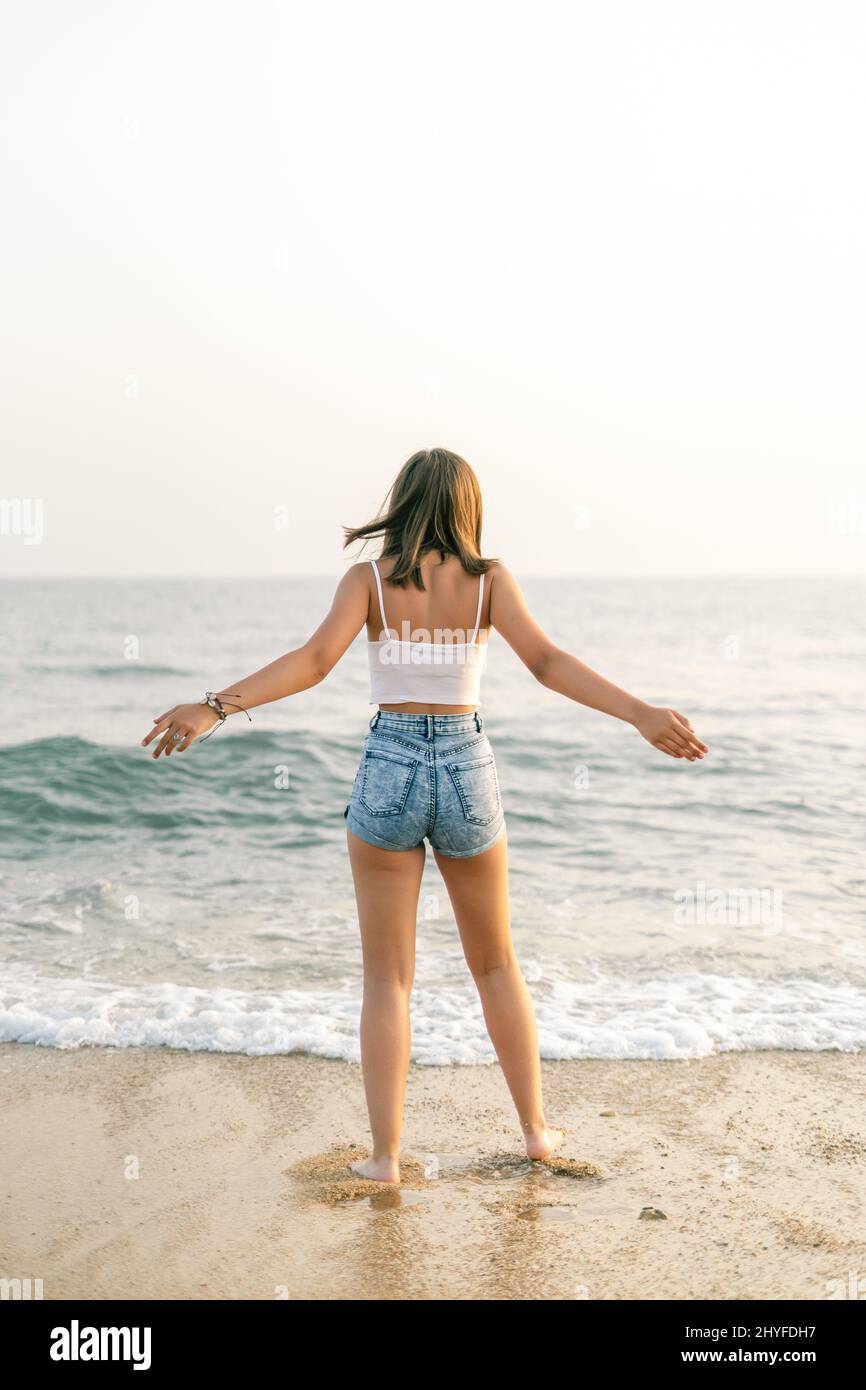 Legs on the beach from behind hi-res stock photography and images - Alamy