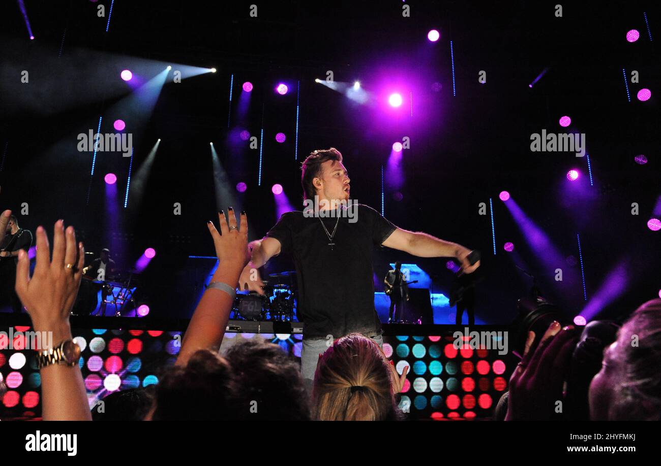 Morgan wallen performing hi-res stock photography and images - Alamy