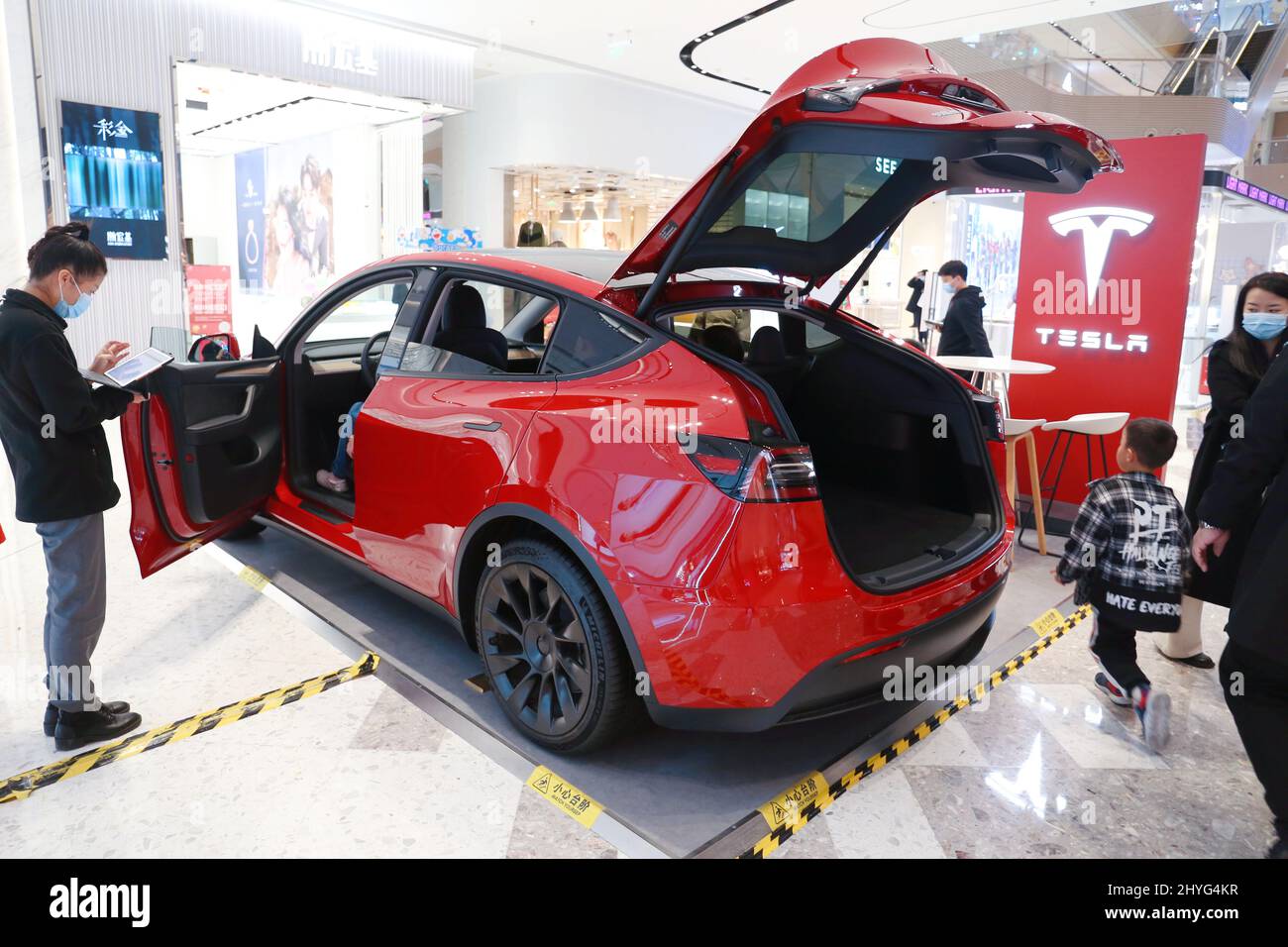 SHANGHAI, CHINA - DECEMBER 4, 2021 - Customers experience new energy ...