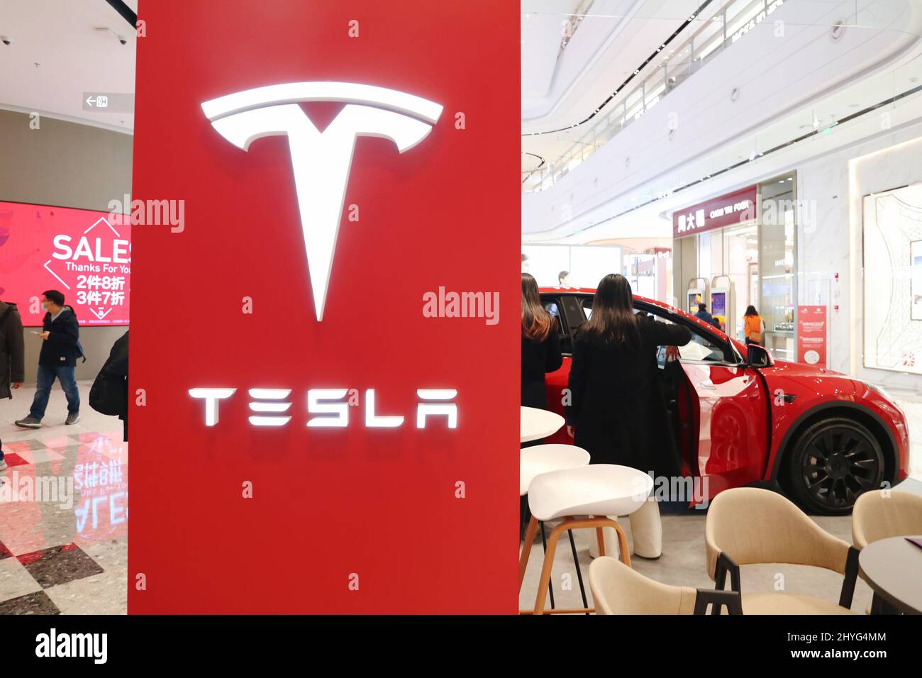 SHANGHAI, CHINA - DECEMBER 4, 2021 - Customers experience new energy ...