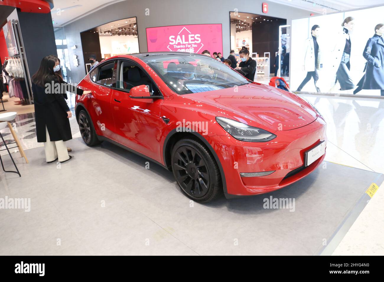 SHANGHAI, CHINA - DECEMBER 4, 2021 - Customers experience new energy ...
