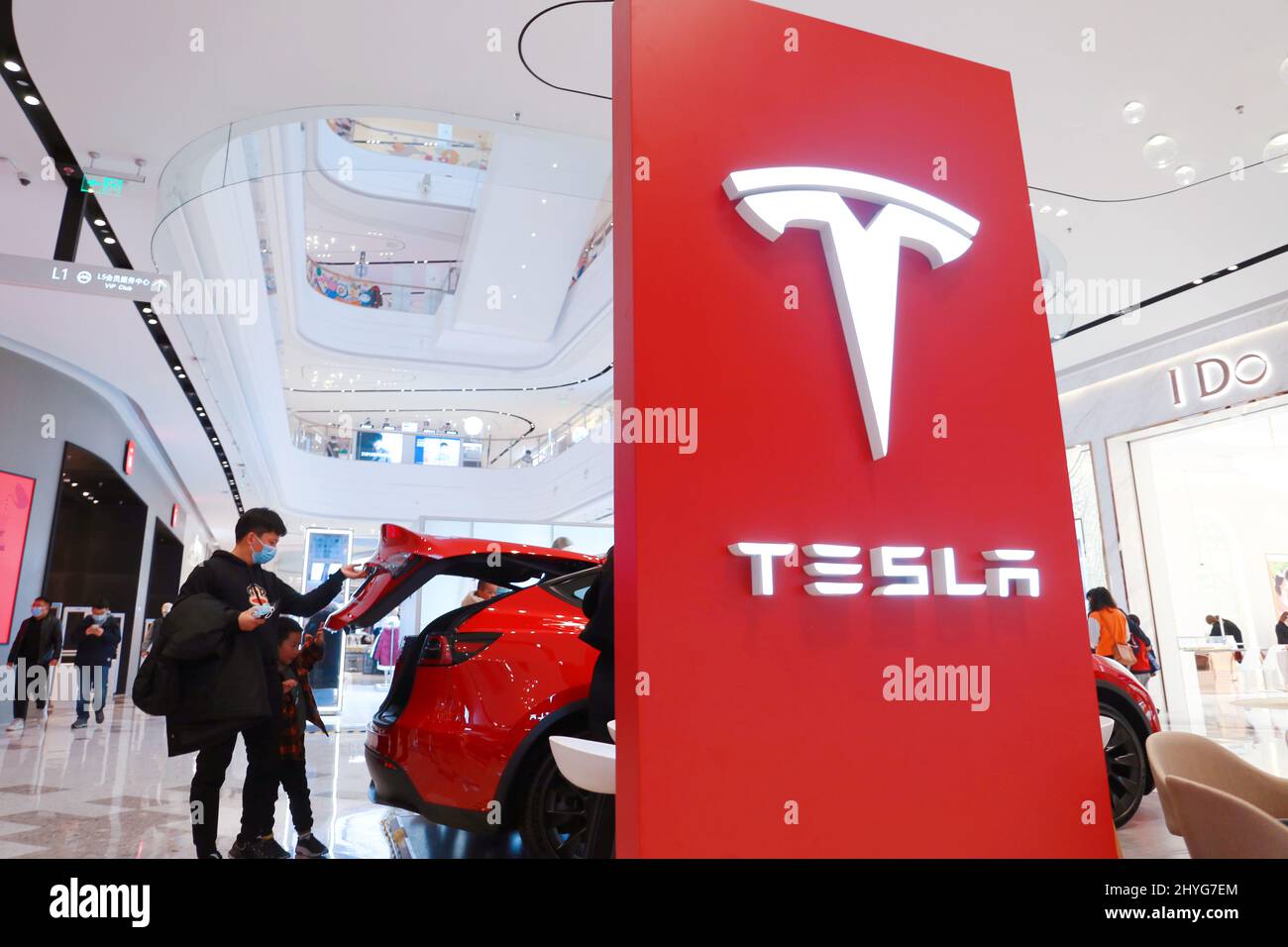 SHANGHAI, CHINA - DECEMBER 4, 2021 - Customers experience new energy ...