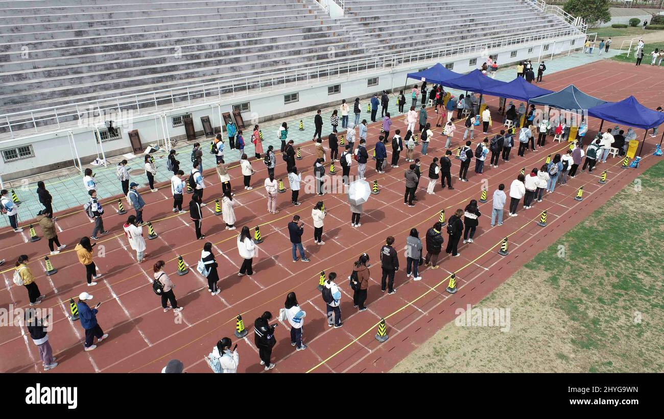 Student queue university hi-res stock photography and images - Alamy