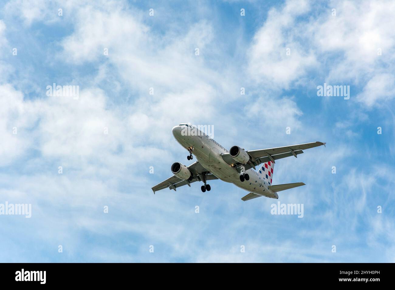 Passenger airplane getting ready hi-res stock photography and images ...