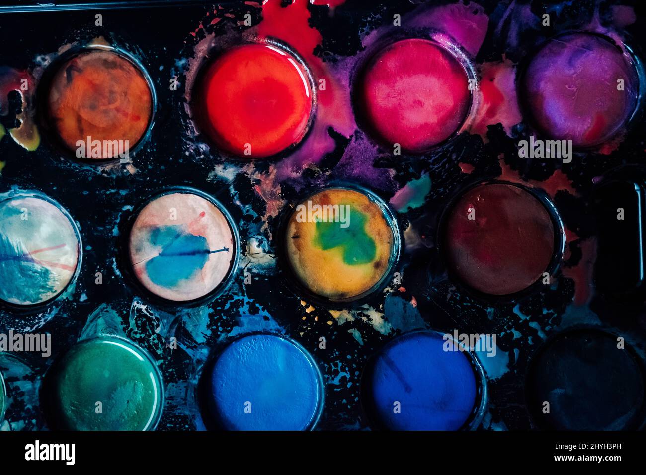 Top view of a dirty paint palette Stock Photo - Alamy
