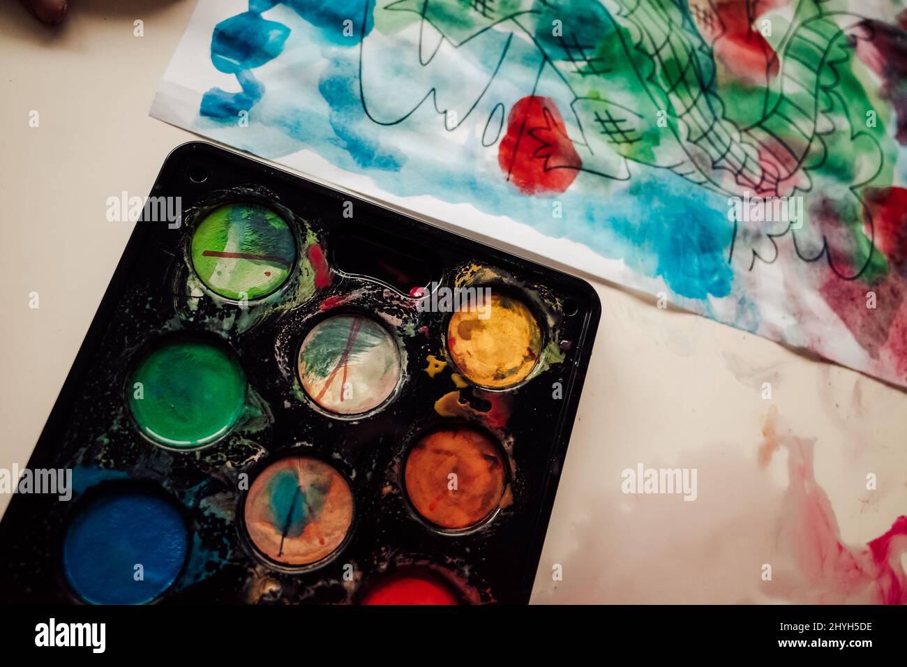 Dirty paint palette and a paper with a child drawing Stock Photo - Alamy