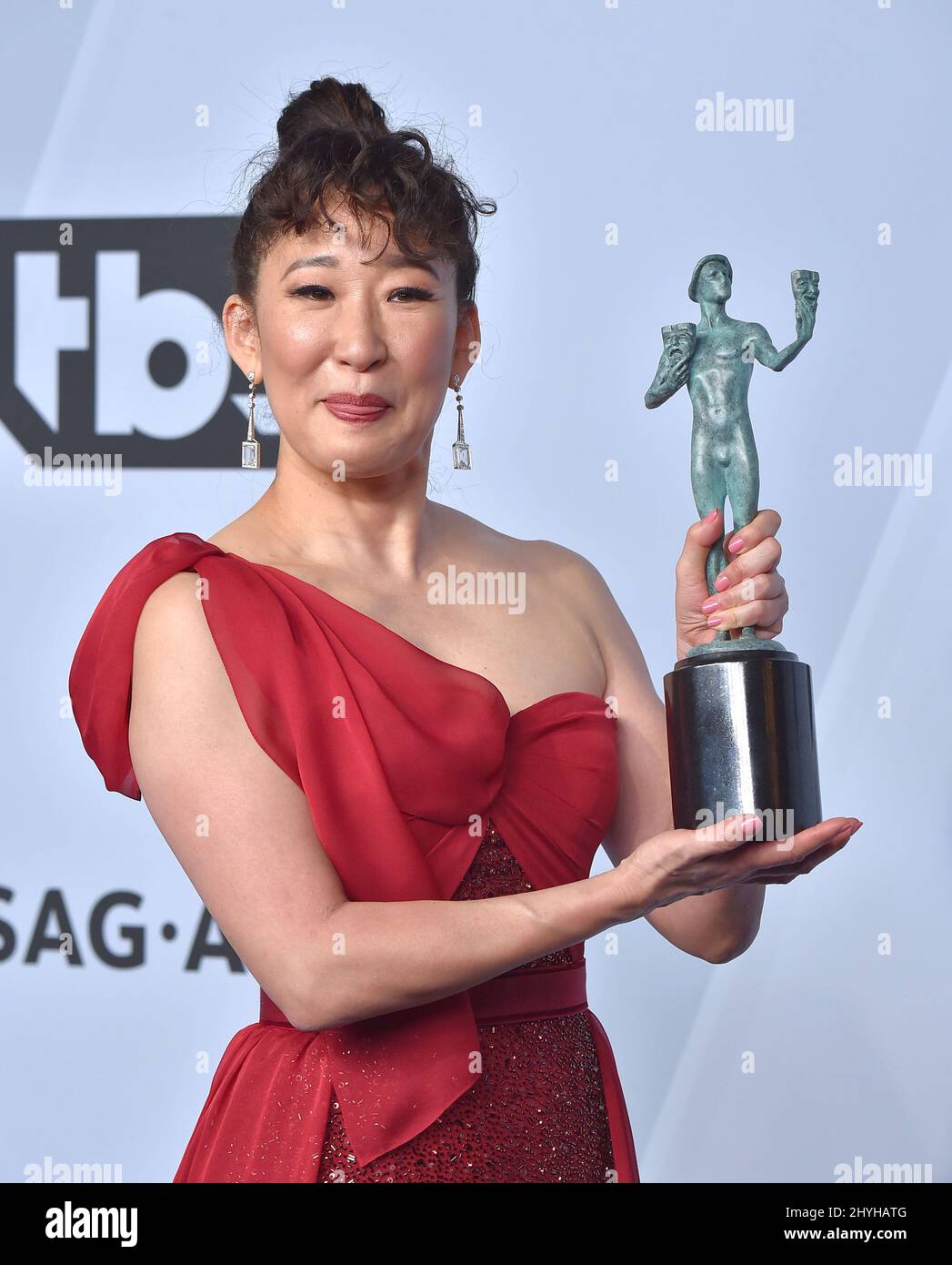 Sandra Oh in the press room at the 25th Annual Screen Actors Guild ...