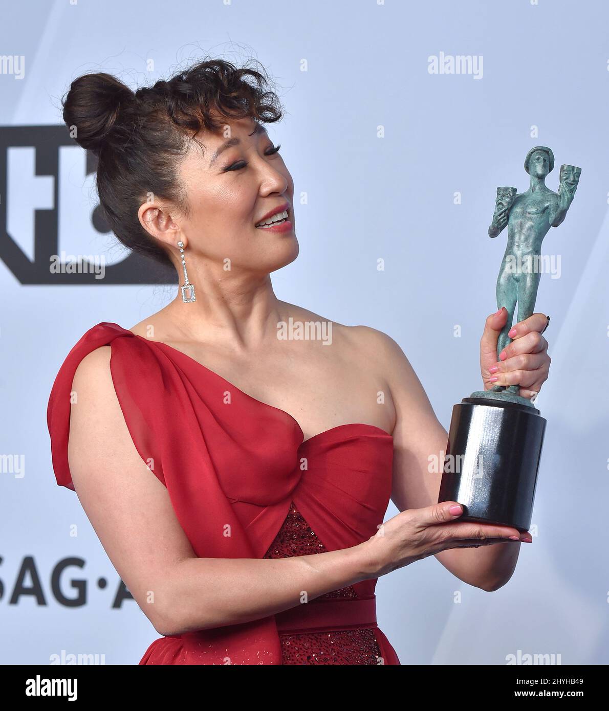Sandra Oh in the press room at the 25th Annual Screen Actors Guild ...