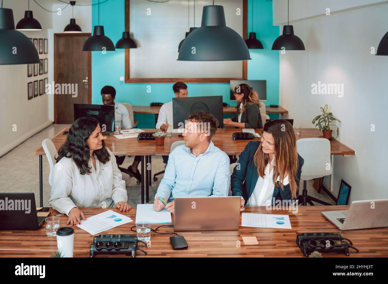 Work colleagues chat hi-res stock photography and images - Alamy