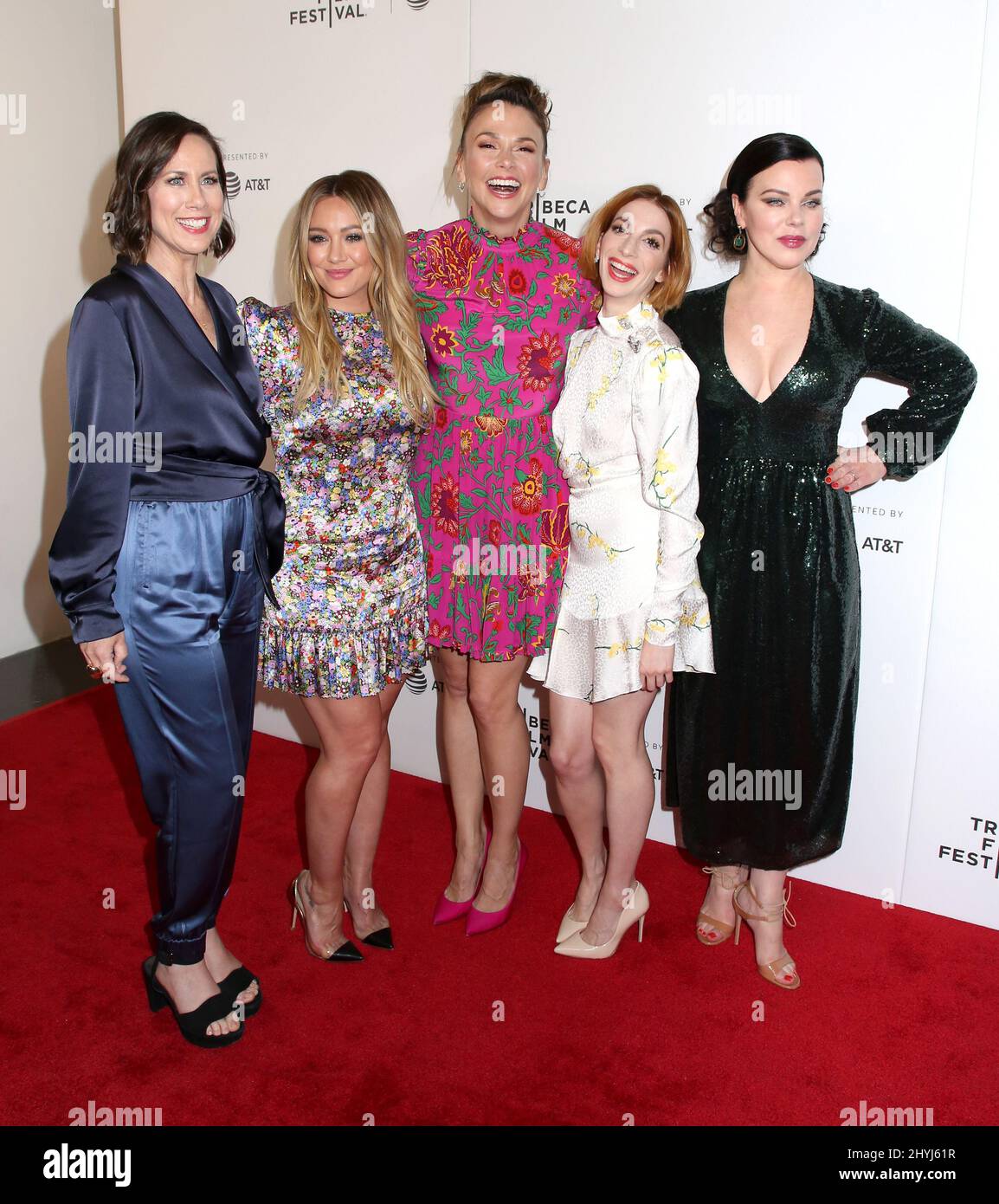 Miriam Shor, Hilary Duff, Sutton Foster, Molly Bernard & Debi Mazar ...