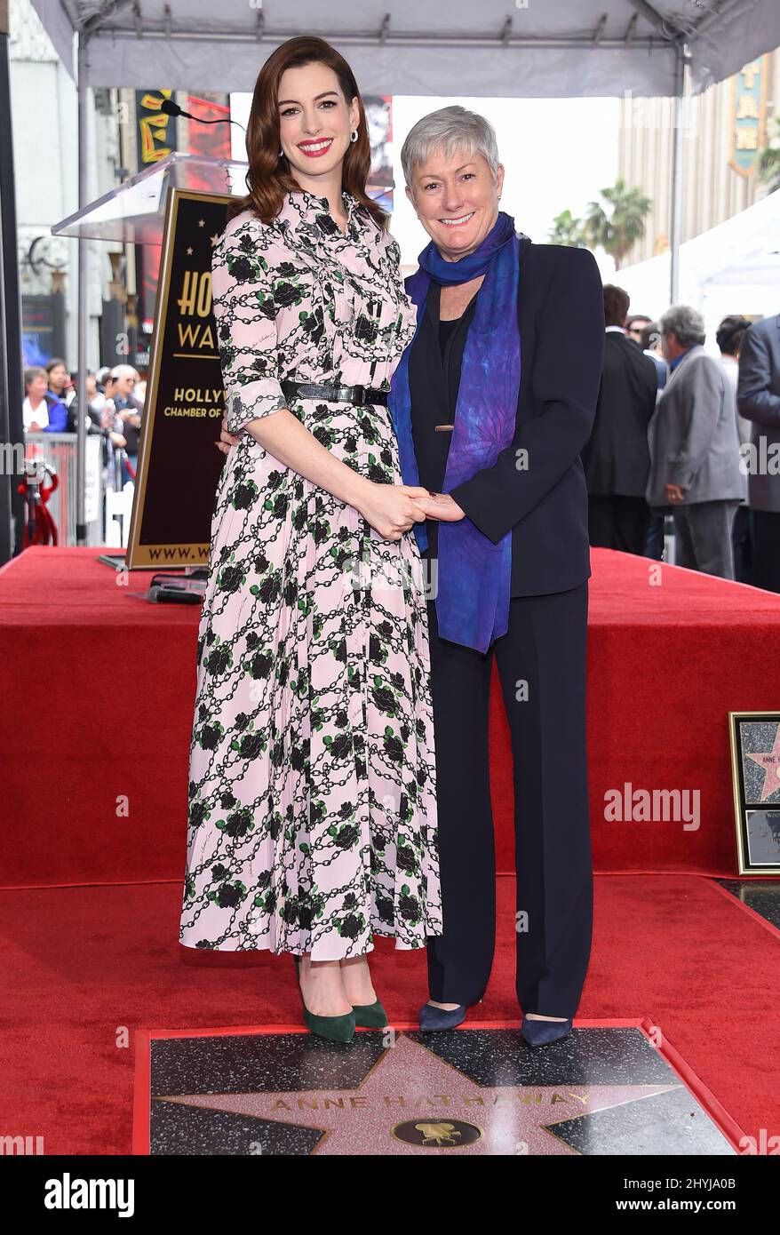 Anne hathaway and kate mccauley hi-res stock photography and images - Alamy