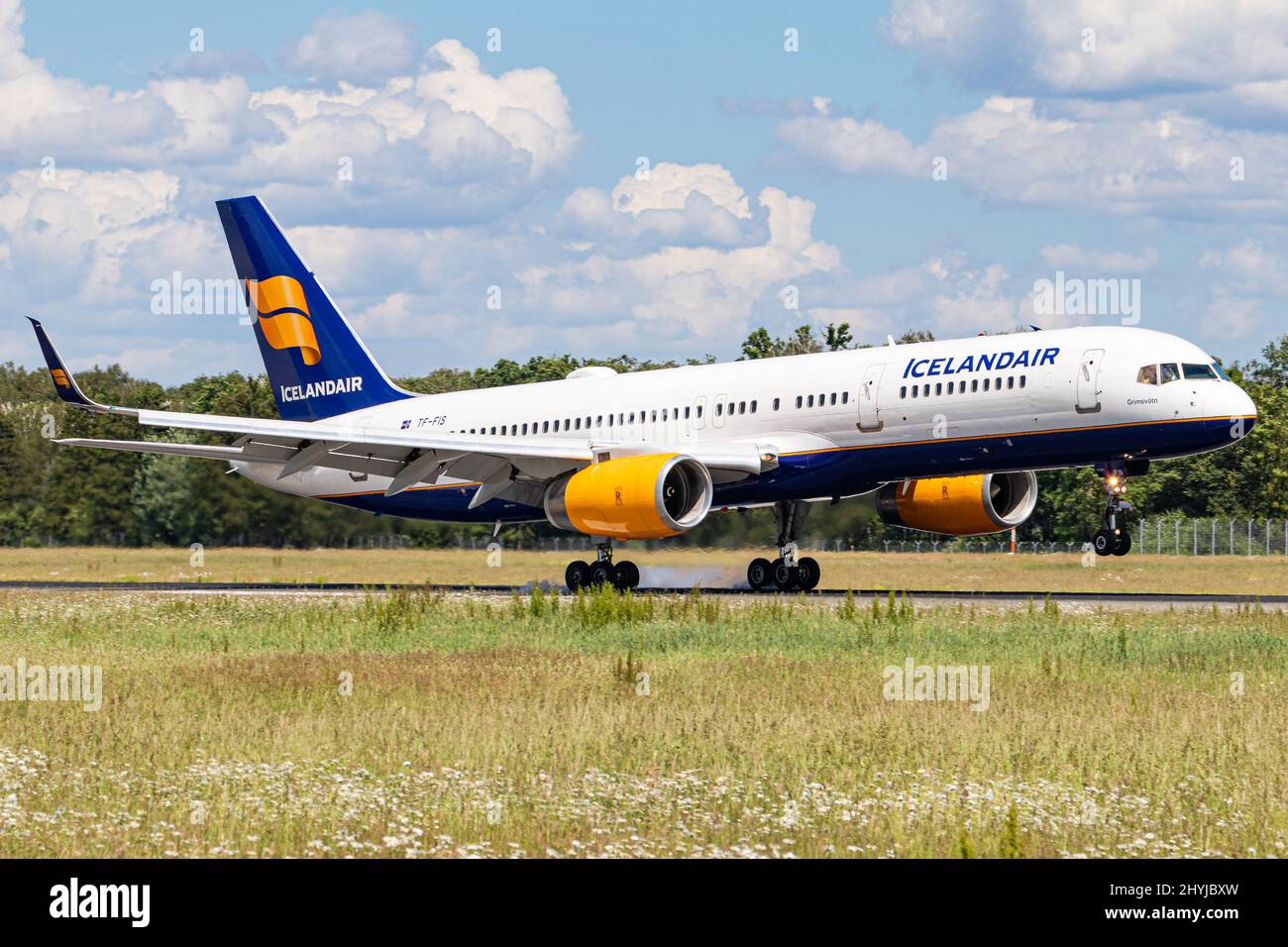 Icelandair Boeing B757-256(WL) TF-FIS Stock Photo - Alamy