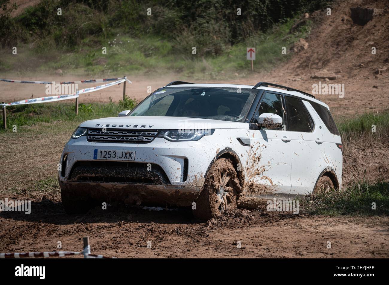 Picture of a White third generation Land Rover Discovery in the mud ...